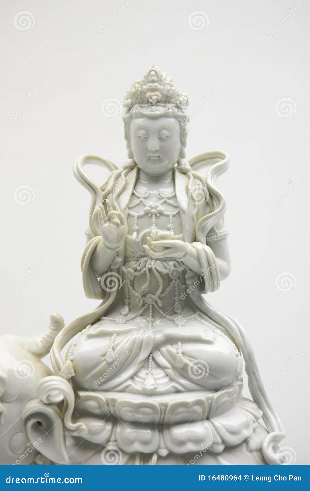 Estatua de Kannon foto de archivo. Imagen de diosa, nube - 16480964