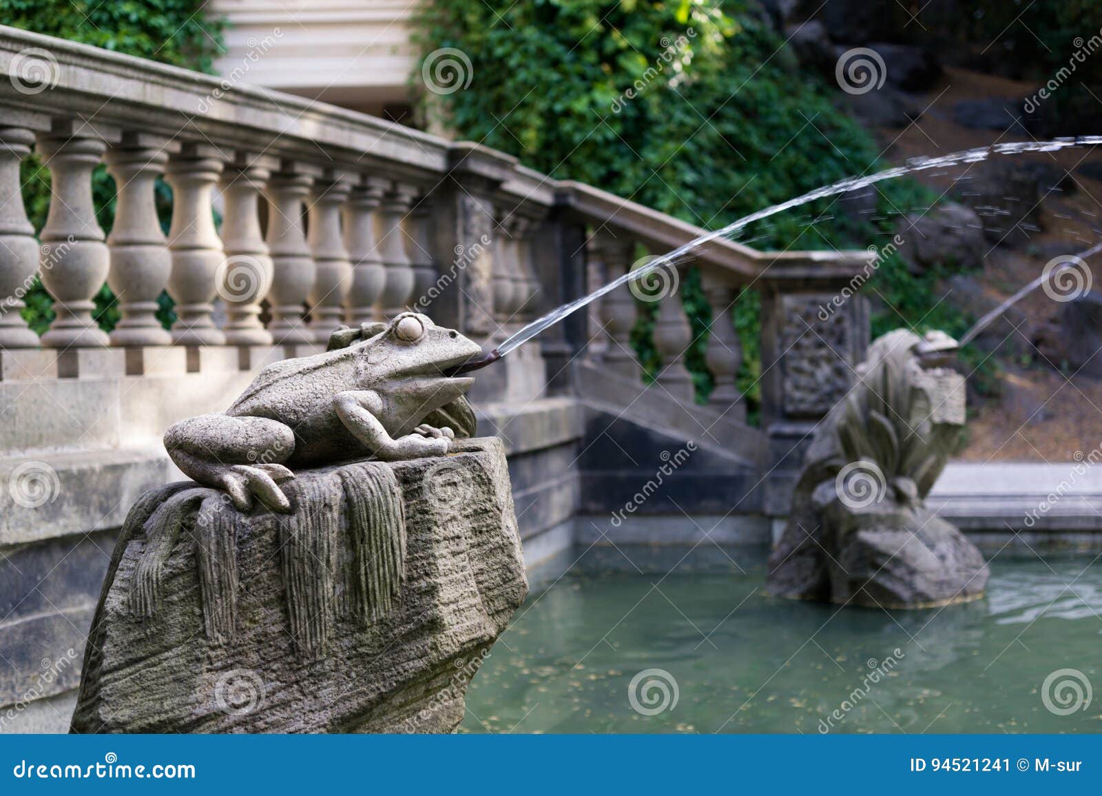 Estatua De La Rana Con Salpicar El Agua Imagen de archivo - Imagen de ...