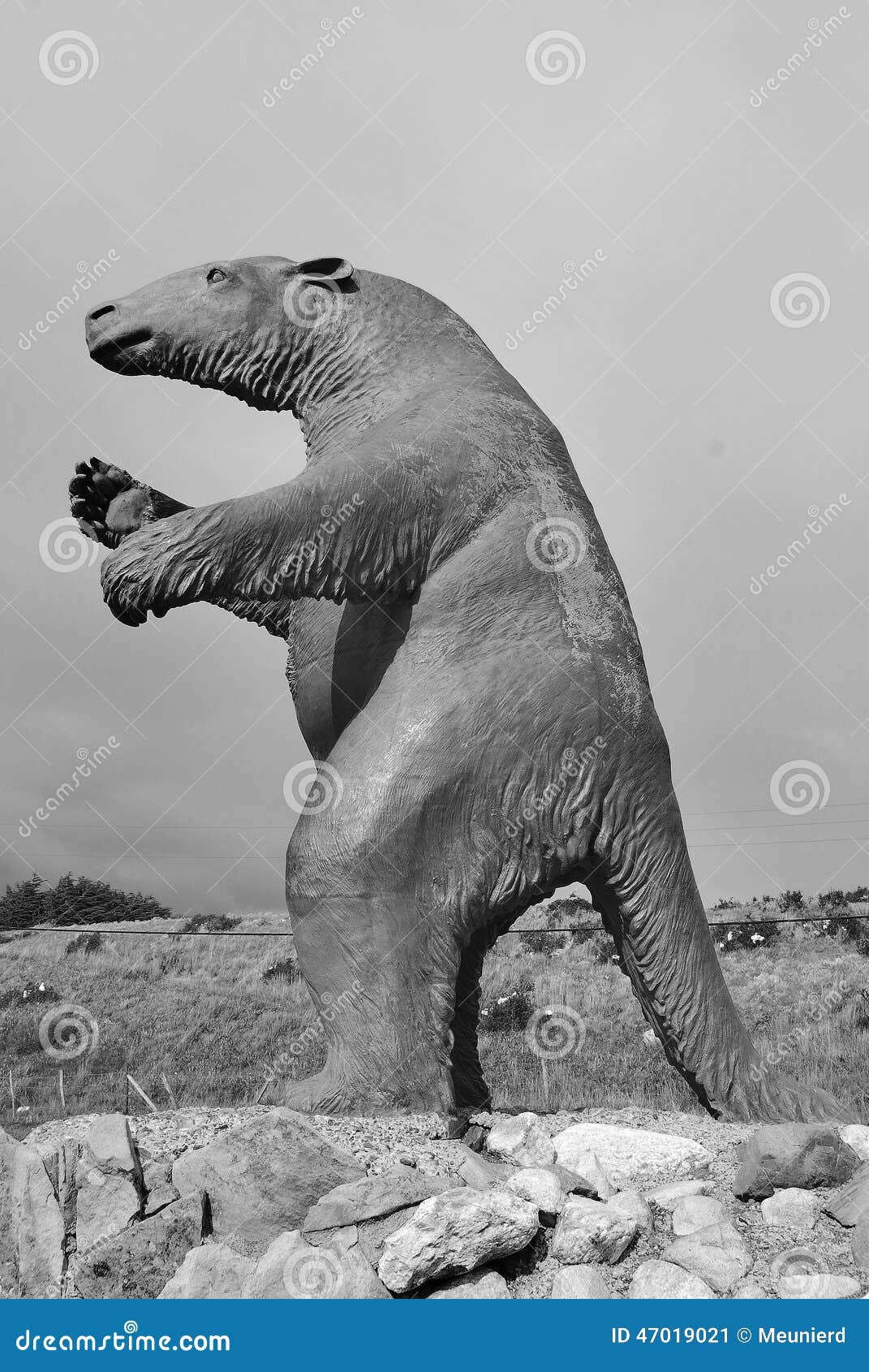 Estatua de Milodon foto editorial. Imagen de anorak, destruya - 47019021