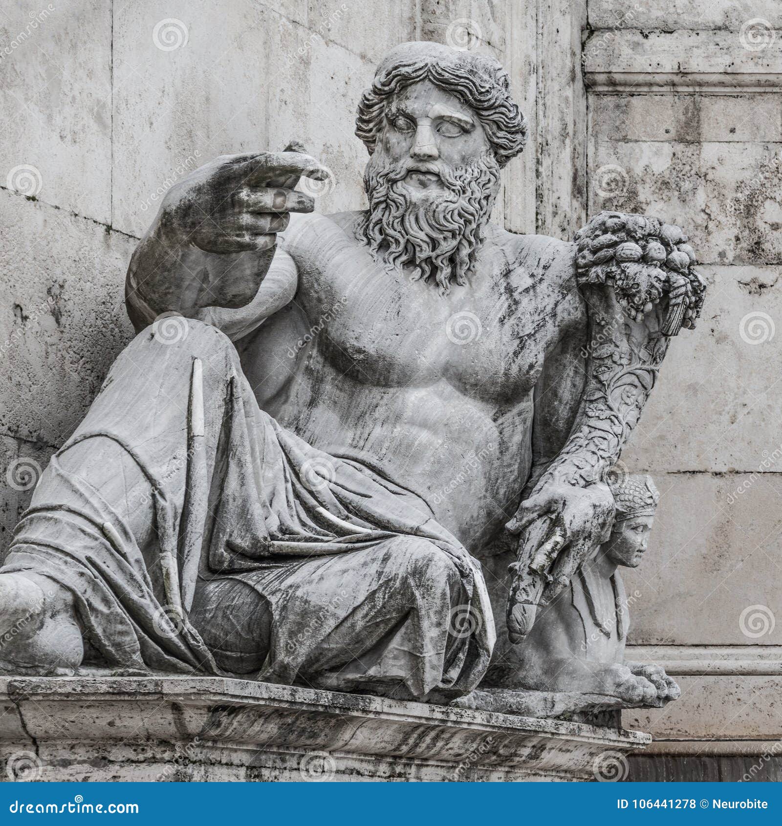Estatua De Neptuno En Piazza Del Campidoglio, Roma, Italia Foto de ... Estatua De Neptuno En Piazza Del Campidoglio, Roma, Italia Foto de ...