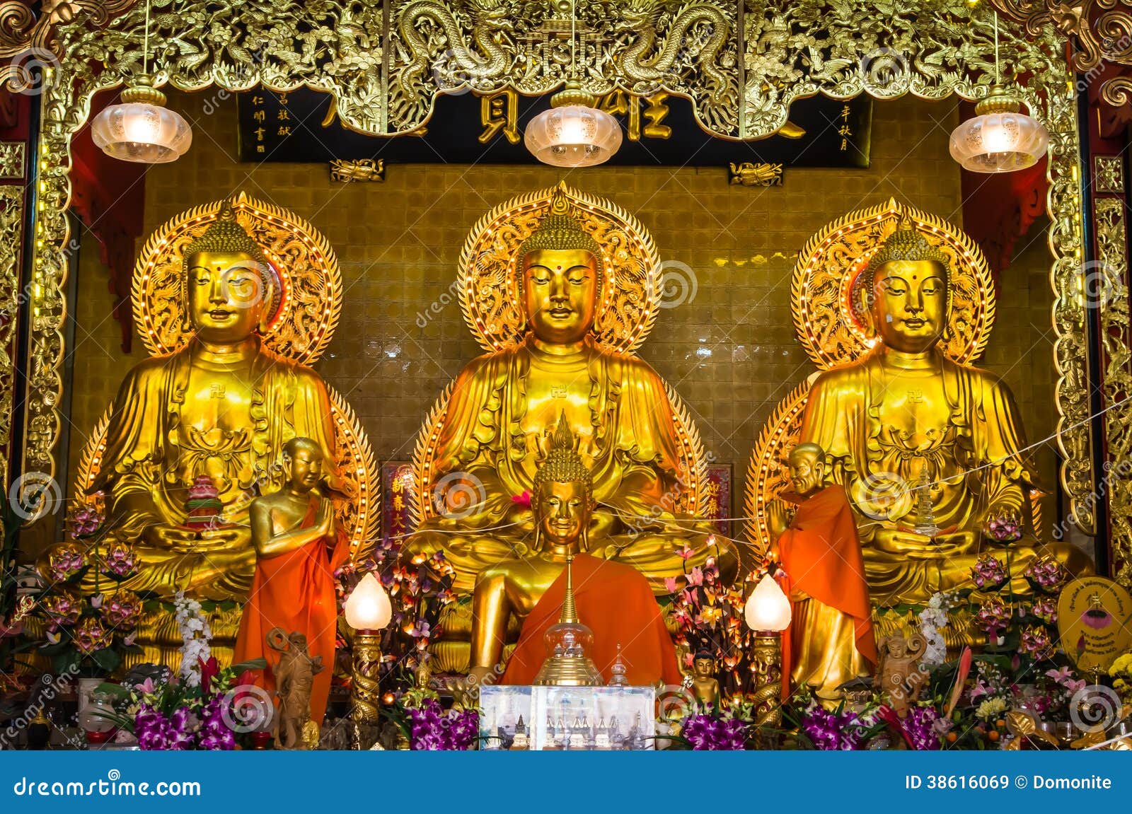 Estatua De Oro De Tres Buda Imagen de archivo - Imagen de decorativo ...