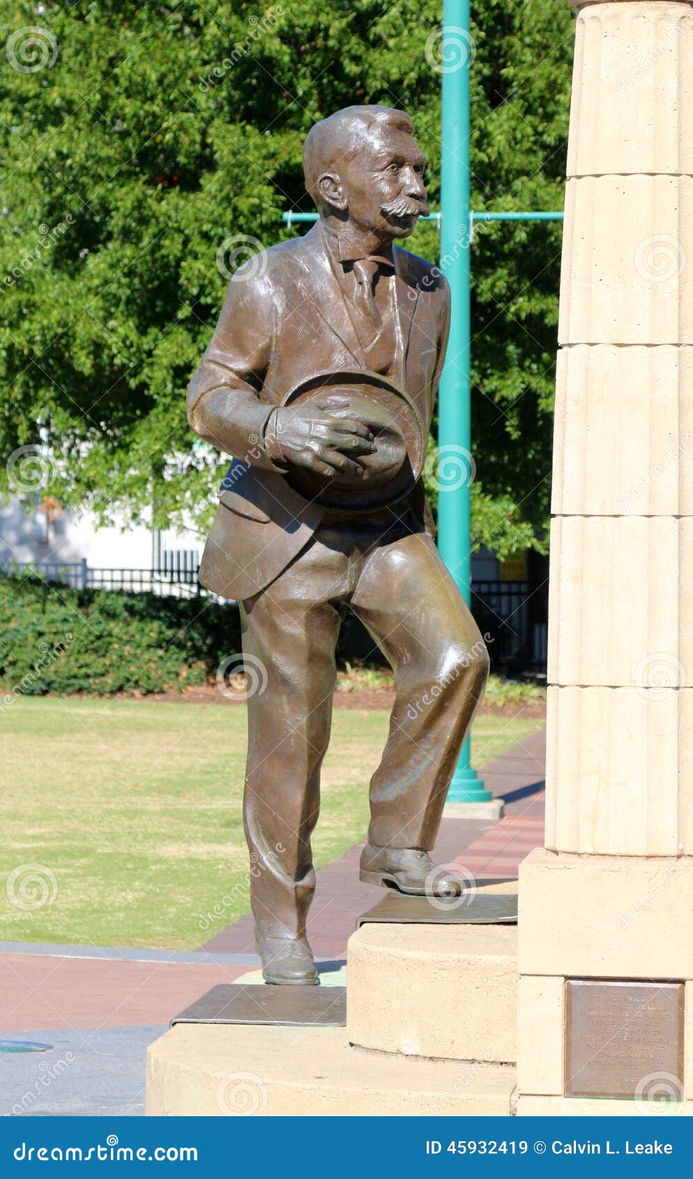 Estatua De Pierre De Coubertin Imagen de archivo editorial - Imagen de ...