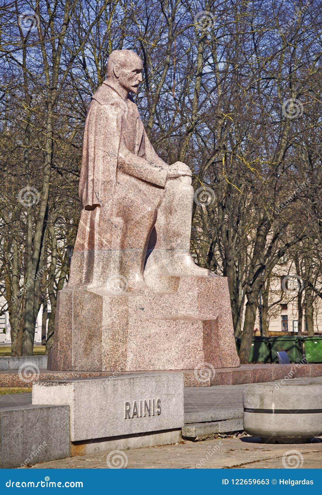 Estatua De Rainis En Riga, Letonia Imagen de archivo - Imagen de ...