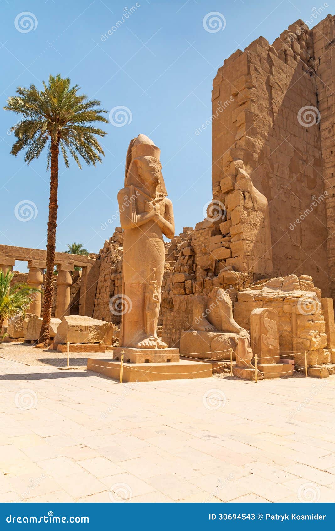 Estatua De Ramesses II En El Templo De Karnak Imagen de archivo ...