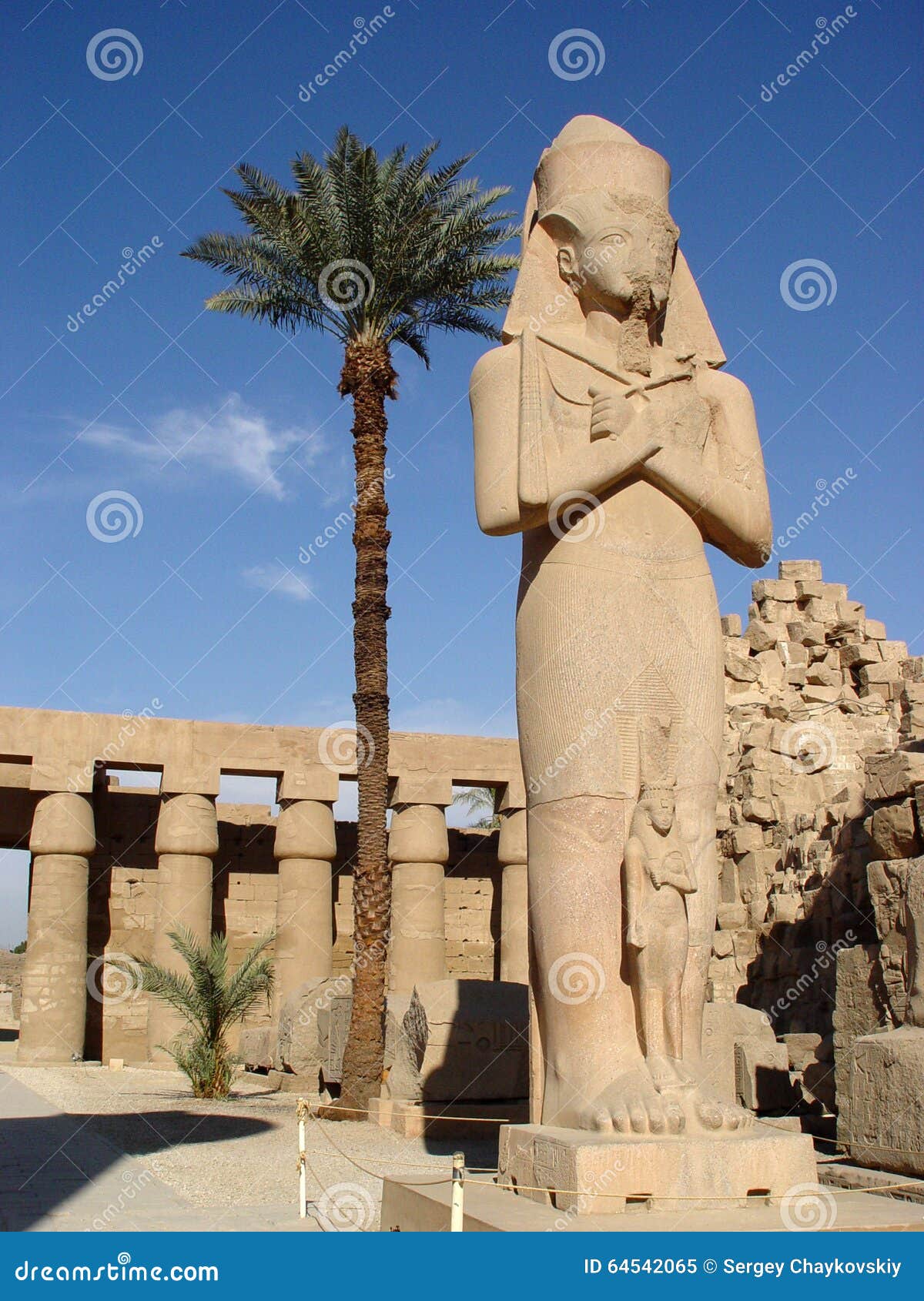 Estatua De Ramses II Y De Nefertari Imagen de archivo - Imagen de ...