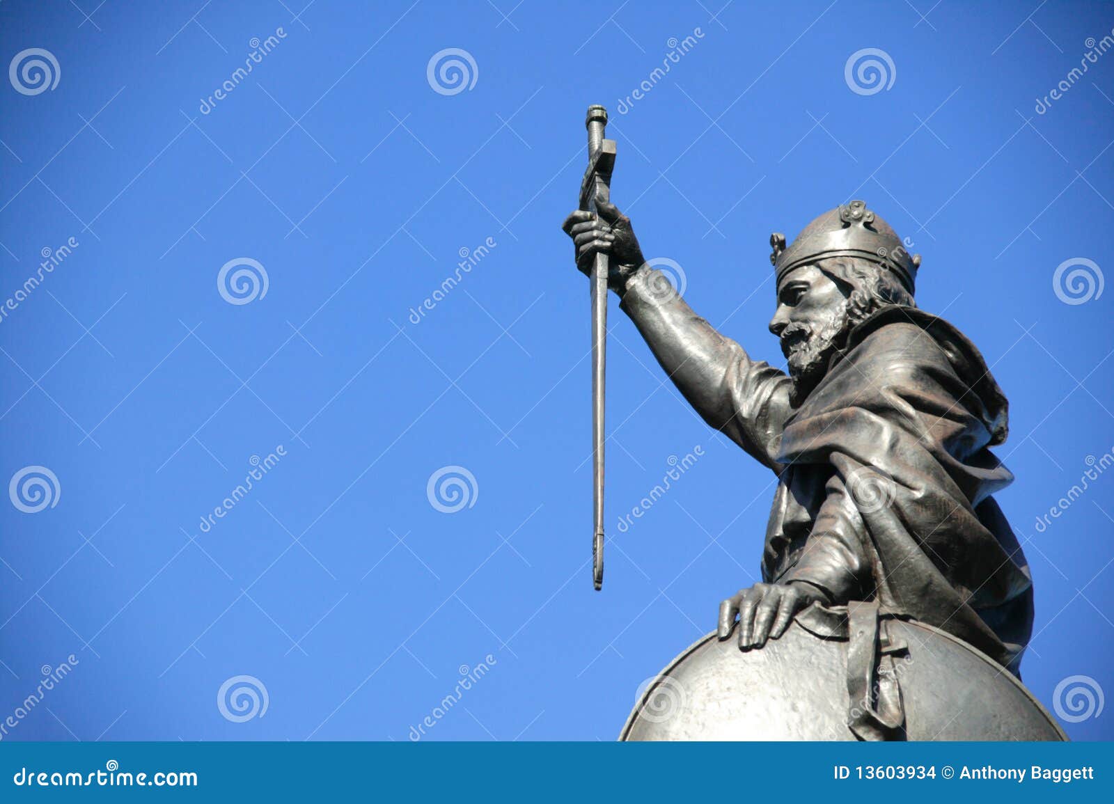 Estatua De Rey Alfred the Great Foto de archivo - Imagen de espada ...