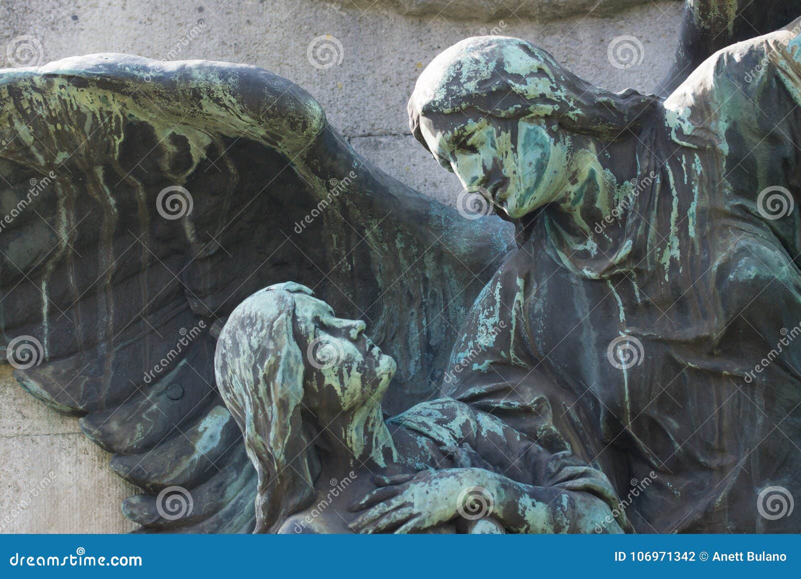 Estatua De Ser Celestial ángel Que Dirige a Un Ser Humano Foto de ...