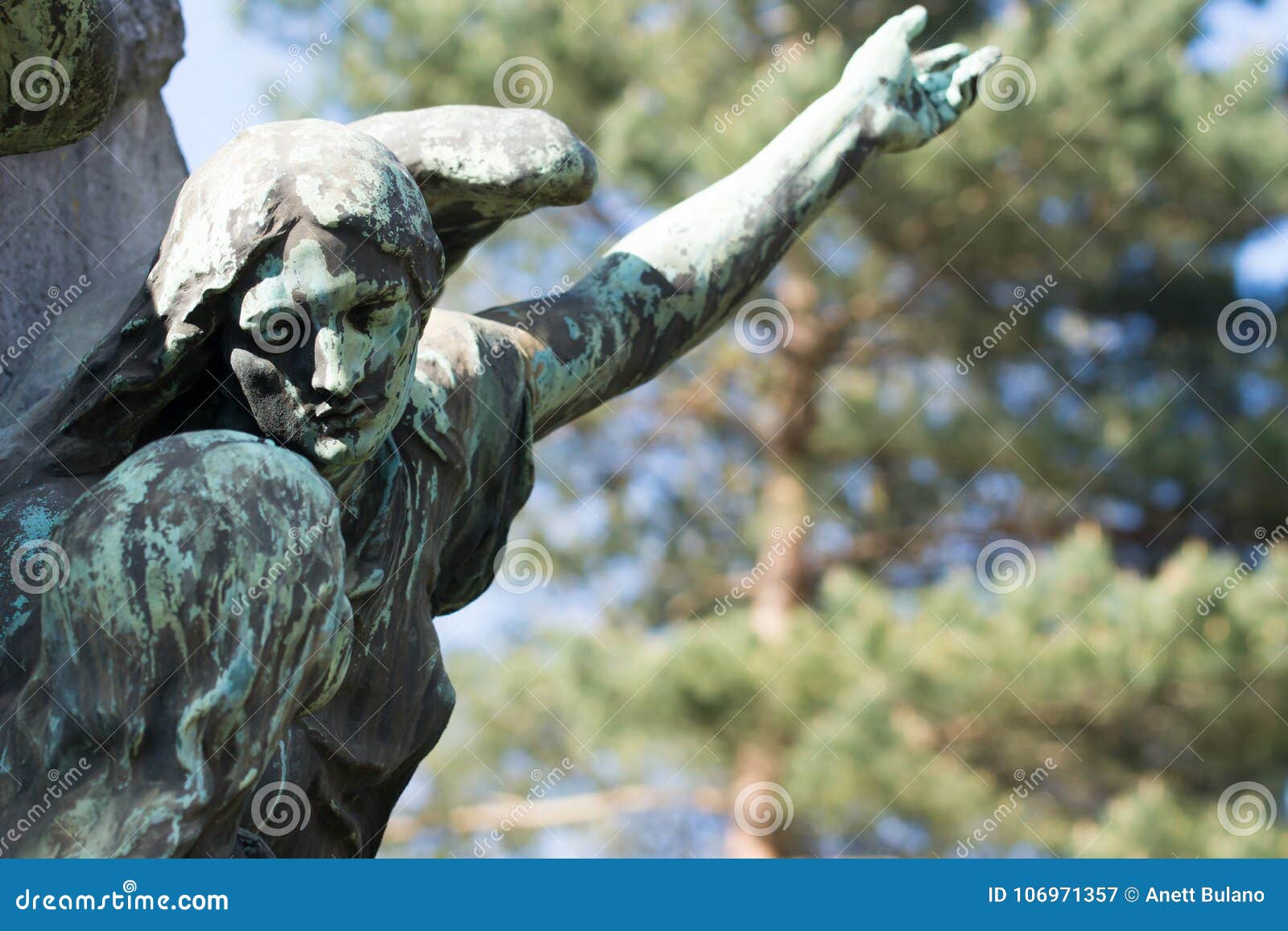 Estatua De Ser Celestial ángel Que Dirige a Un Ser Humano Imagen de ...