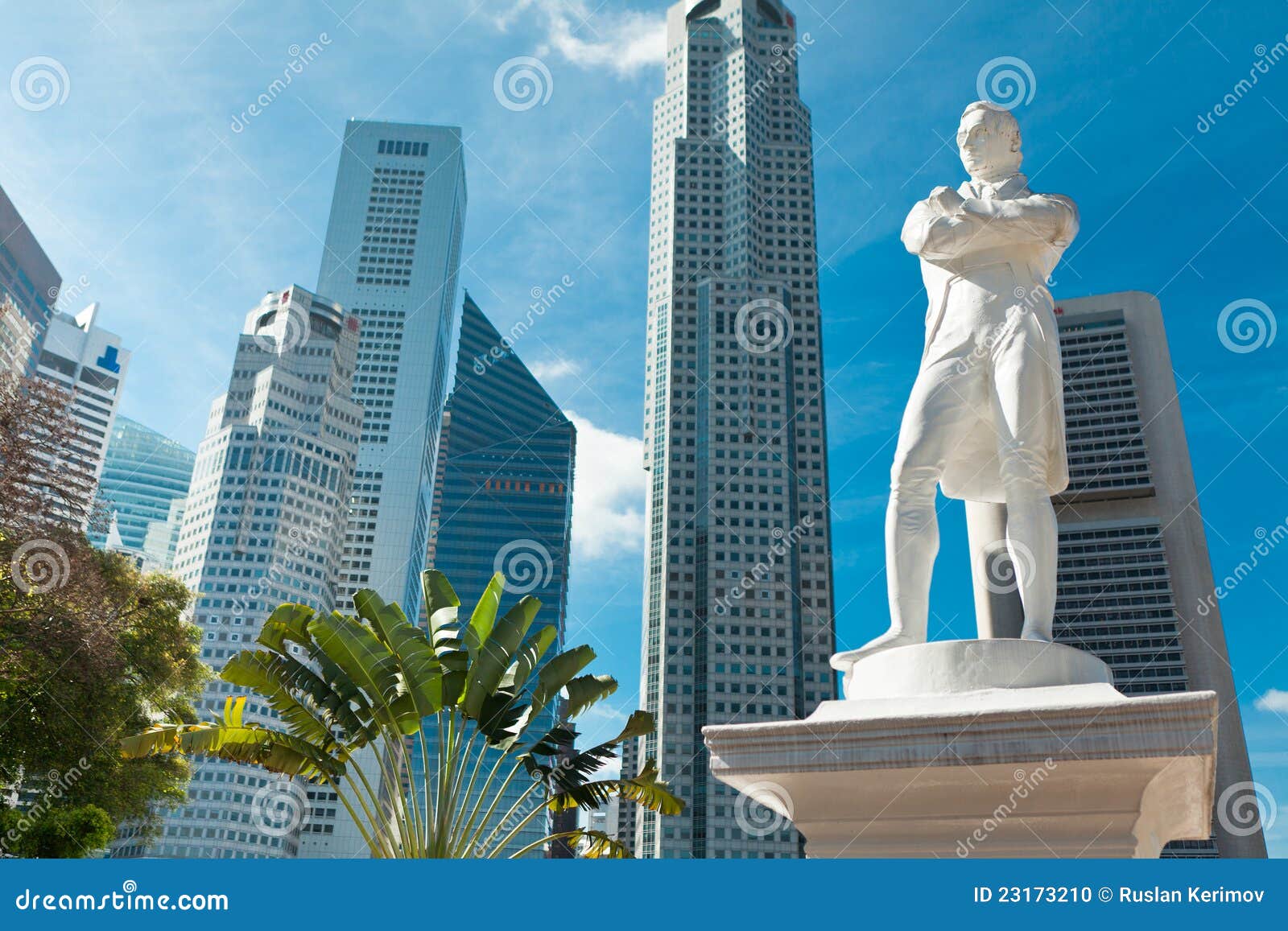 Estatua De Sir Raffles, Singapur Imagen editorial - Imagen de negocios ...