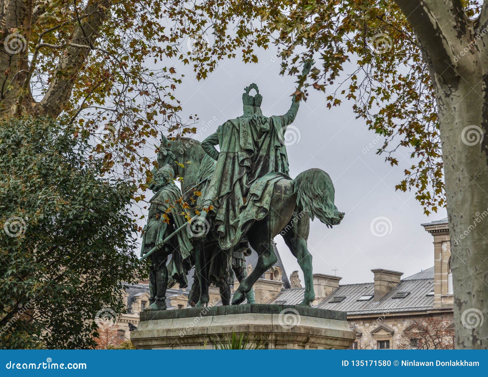 Estatua Del Caballo De Montar a Caballo Del Rey Foto de archivo ...