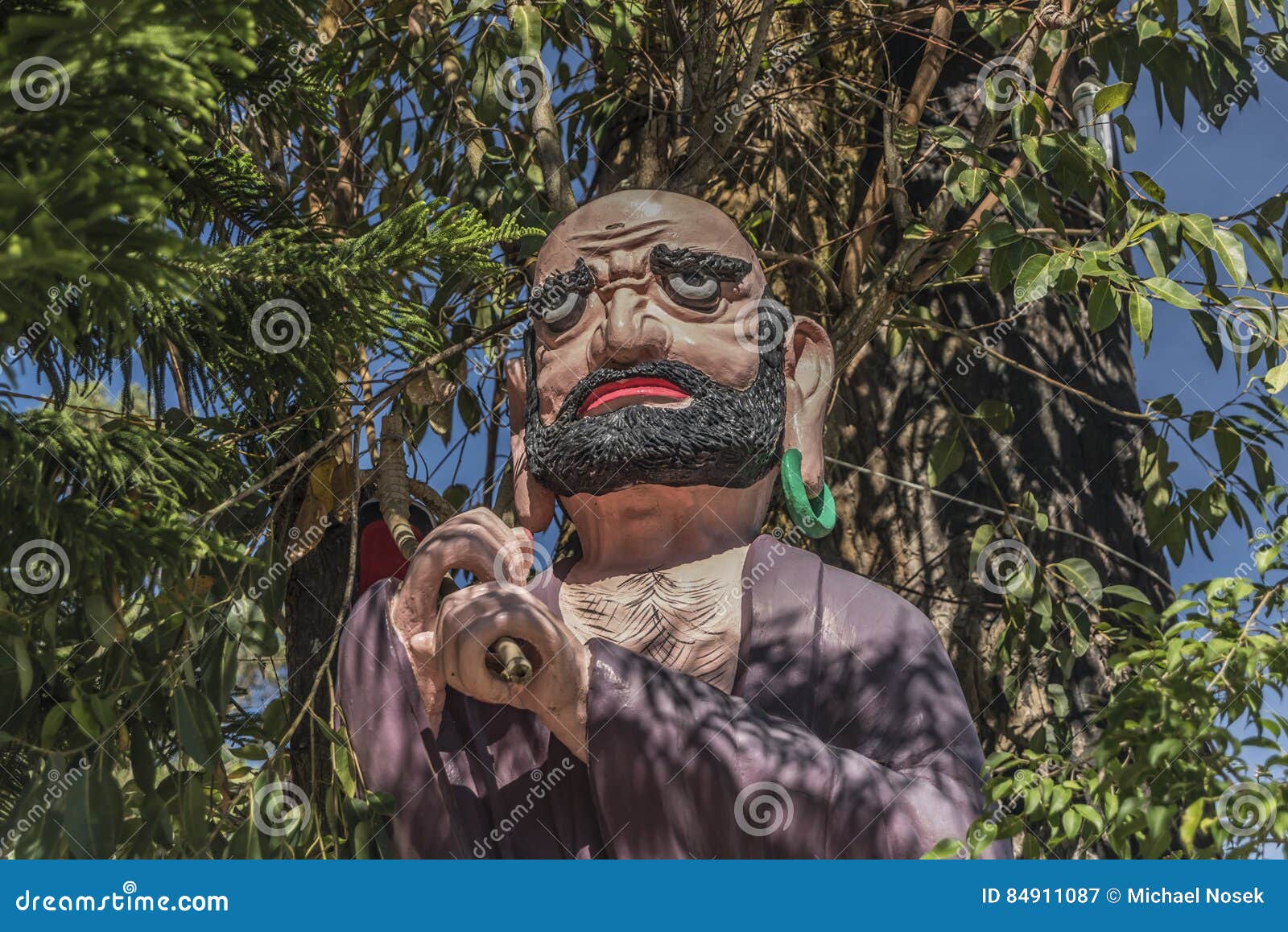 Estatua Del Templo Y Del Oro De Sentar a Buda Imagen de archivo ...