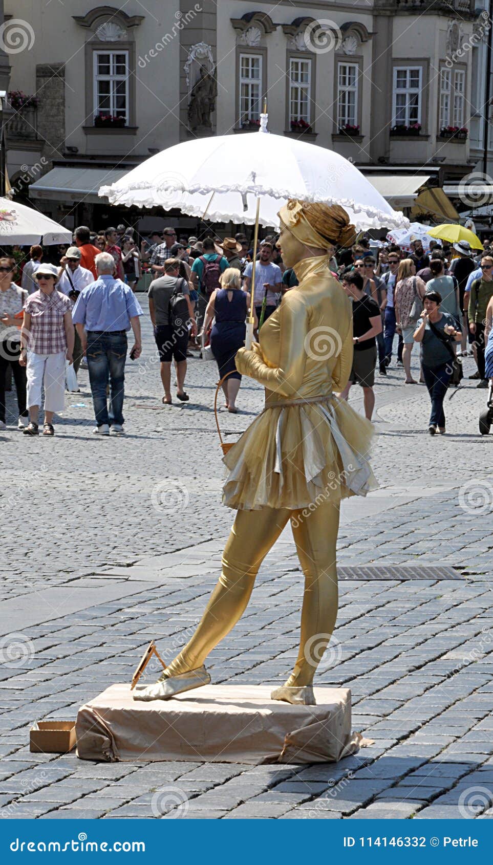 Estatua humana de oro fotografía editorial. Imagen de humano - 114146332