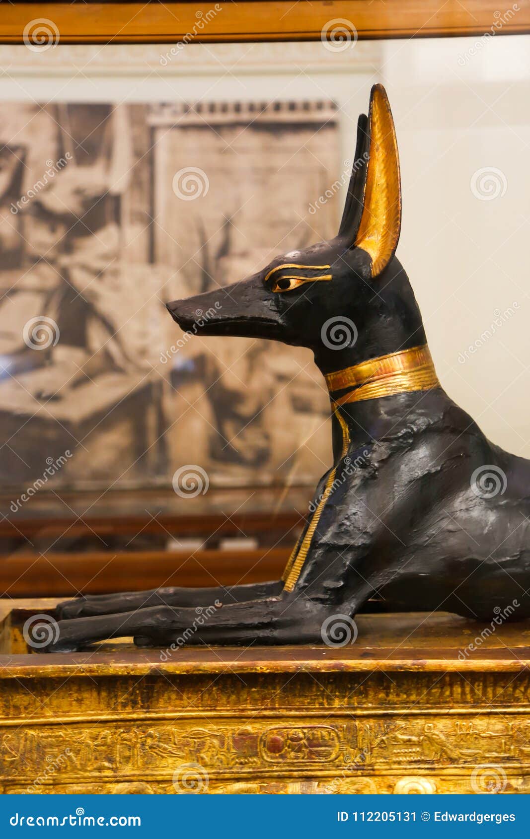 Estatua Para Dios Anubis Del Tesoro De Douch - Museo Egipcio Foto ...