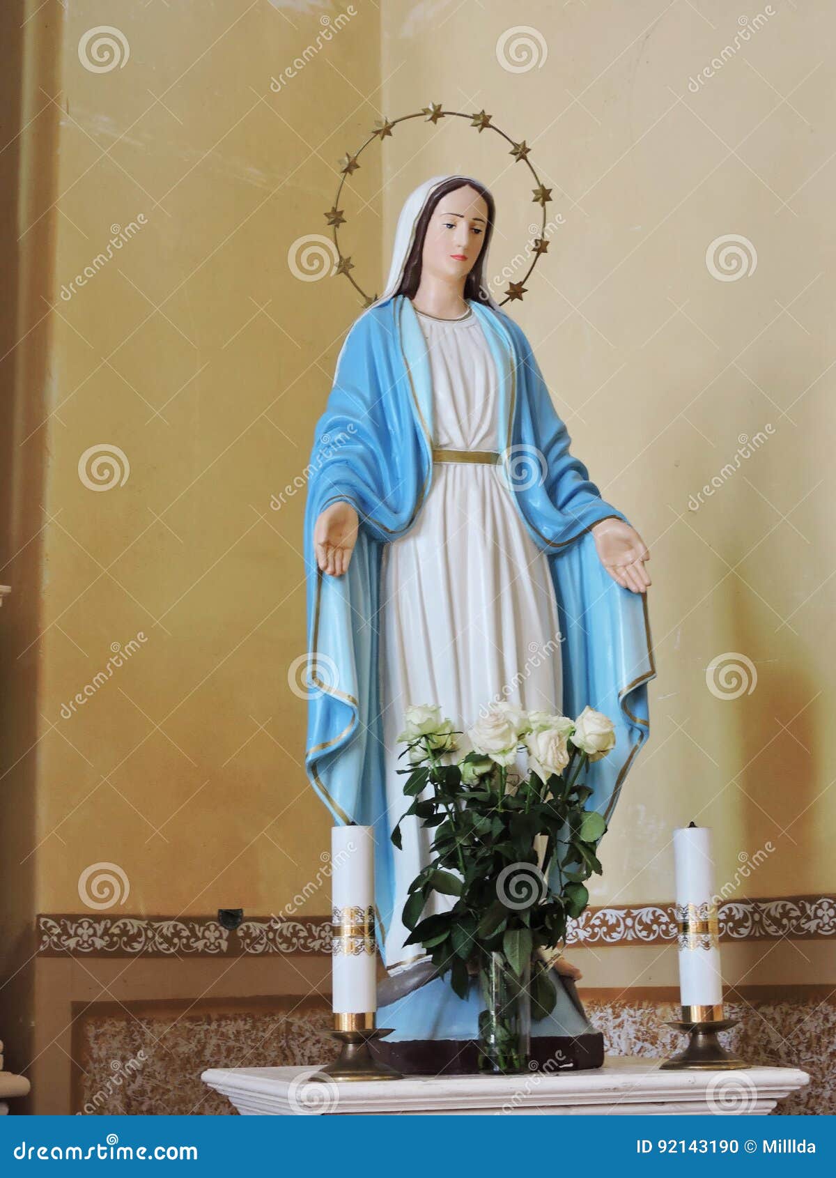 Estatua Santa De Maria, Lituania Foto de archivo - Imagen de amarillo ...