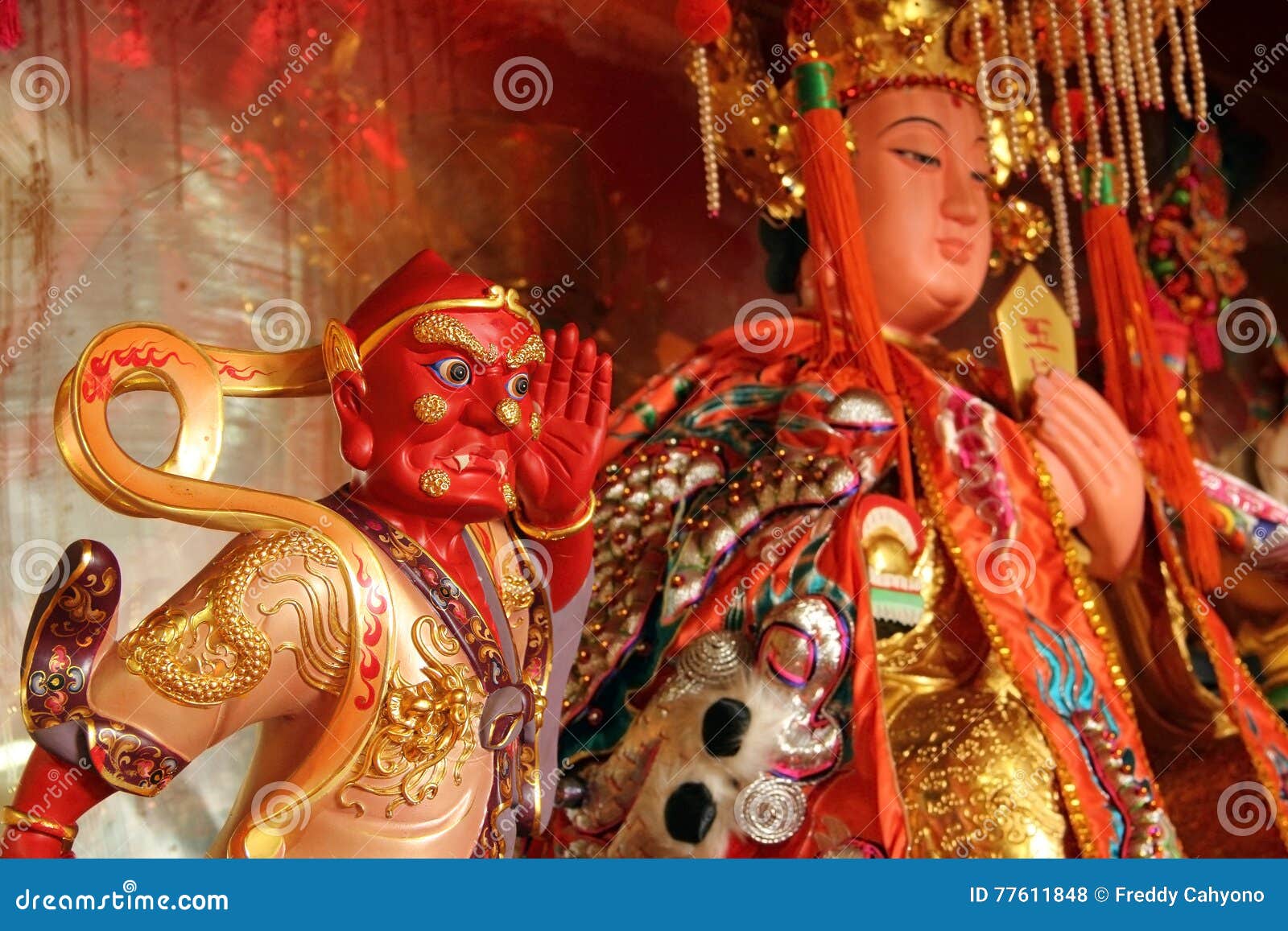 Estatuas Chinas Del Demonio Y De Dios Foto de archivo - Imagen de ...
