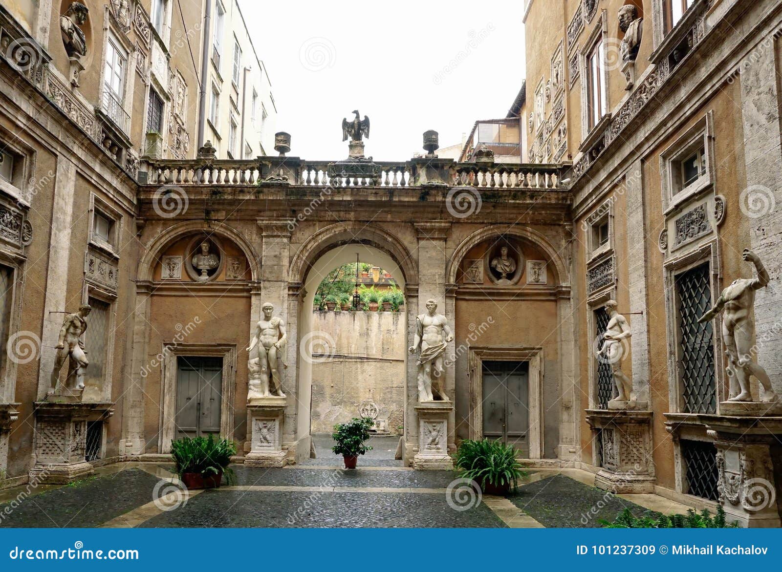 Estatuas Del Palazzo Mattei Imagen de archivo - Imagen de renacimiento ...