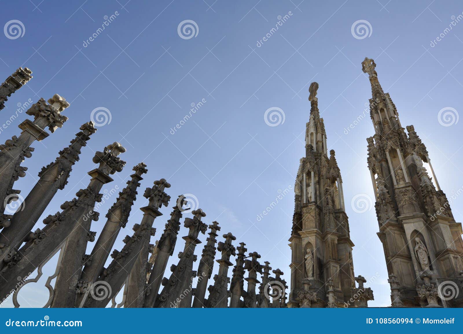 Estatuas Góticas Del Estilo De Doumo Milano Foto de archivo - Imagen de ...