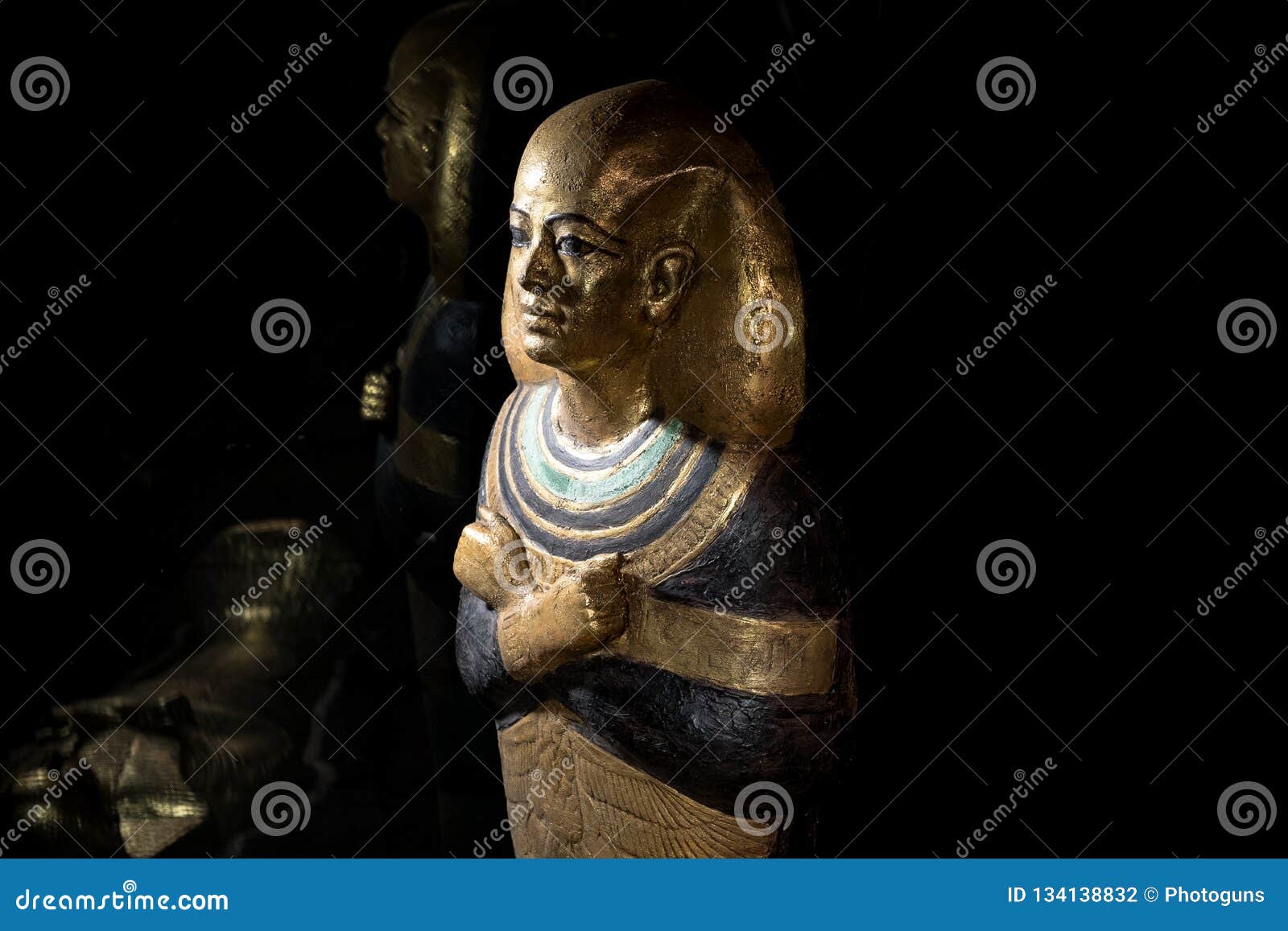 Estatueta egípcia fotografia editorial. Imagem de religioso - 134138832