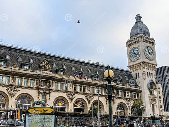 Estação De Comboios Gare De Lyon E Relógio, Paris, França Fotografia ... Estação De Comboios Gare De Lyon E Relógio, Paris, França Fotografia ...