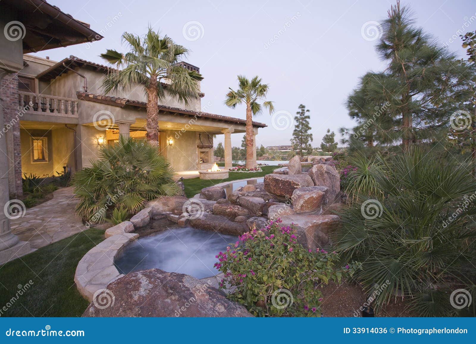 Esterno All'aperto Della Camera E Della Jacuzzi Fotografia Stock ...