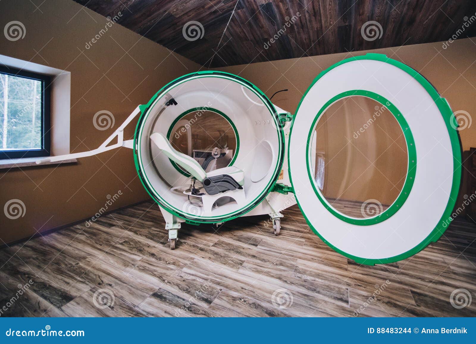 Esterno Di Singola Camera Di Compressione Iperbarica Fotografia Stock ...