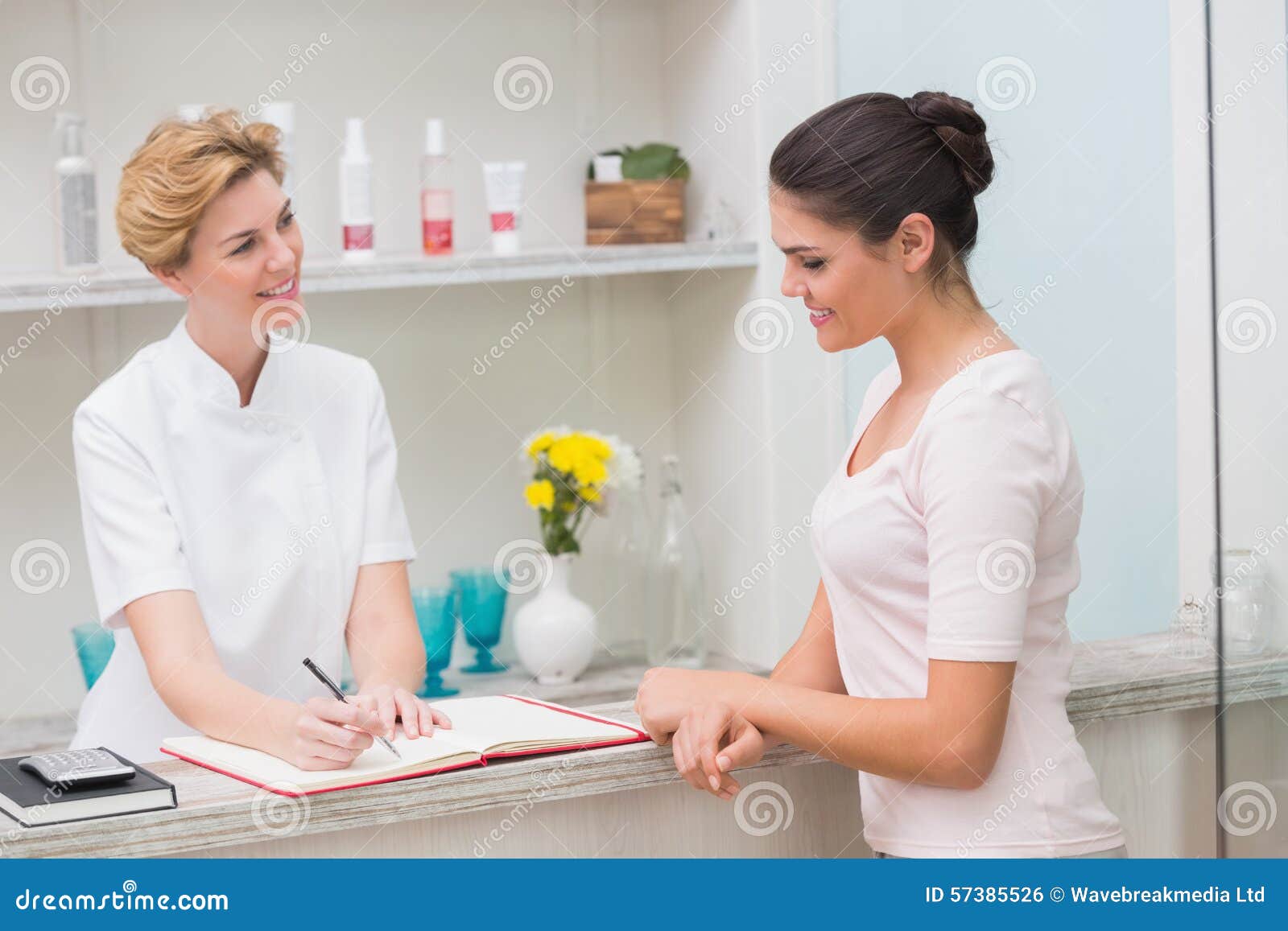 Estetista Grazioso Che Parla Con Il Cliente Fotografia Stock - Immagine ...
