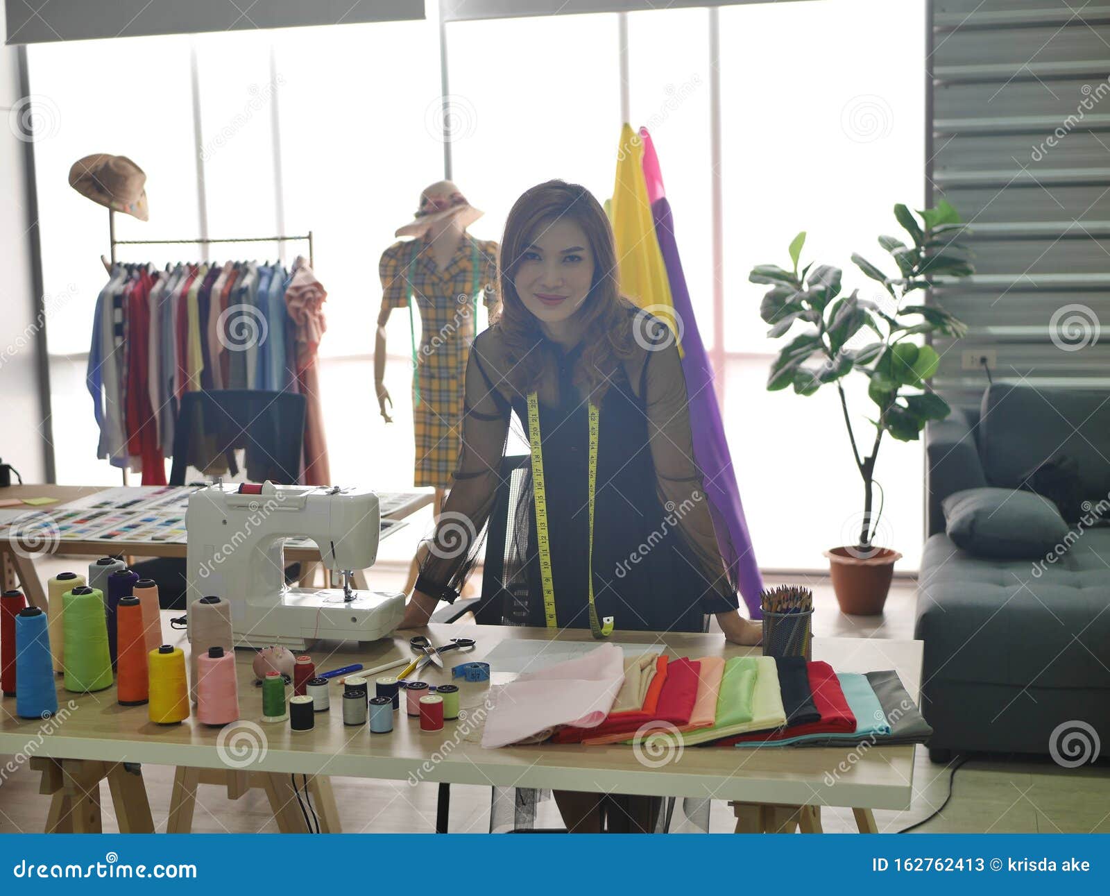 Estilista De Roupas Femininas Trabalhando No Creative Studio Imagem de ...