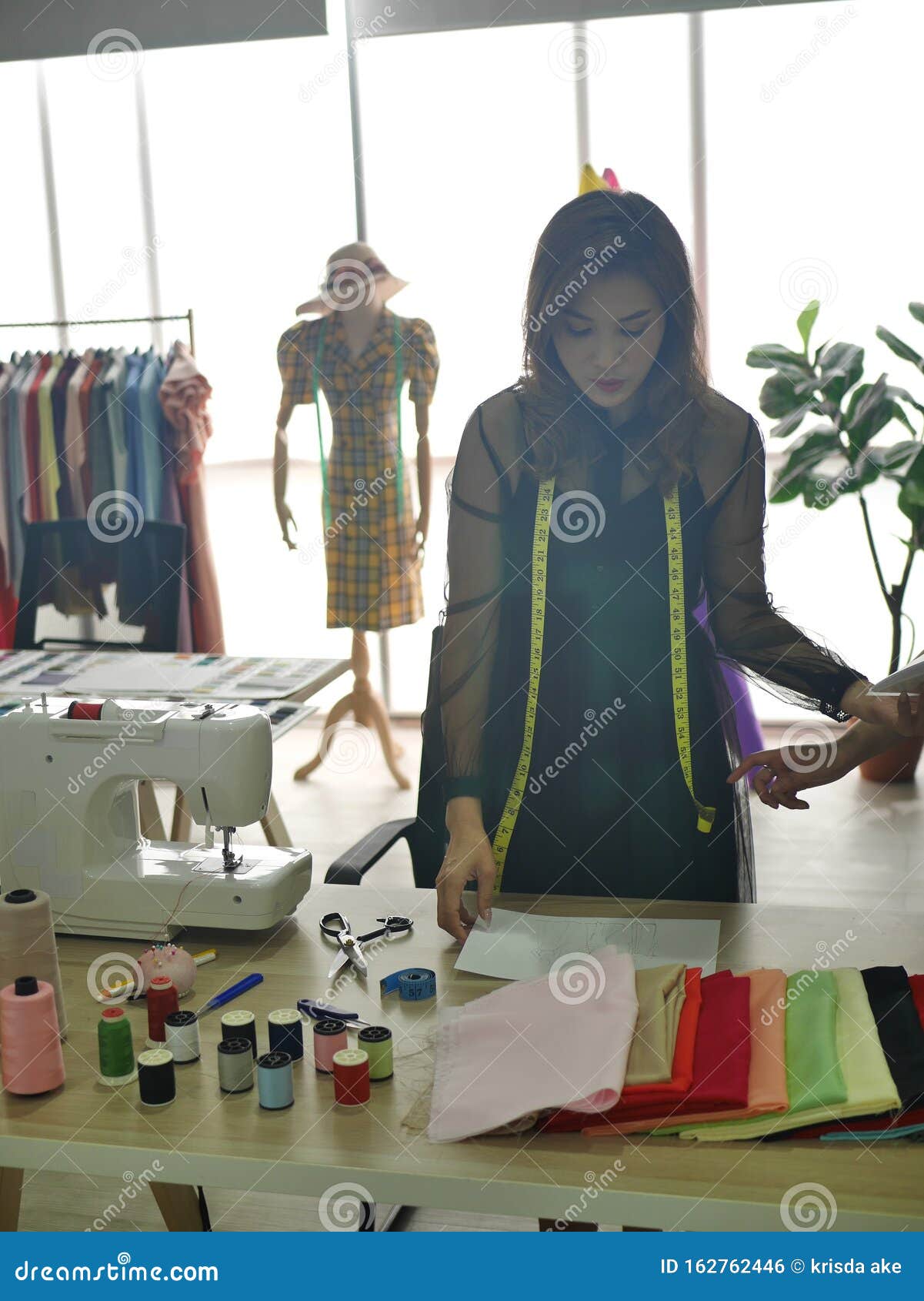 Estilista De Roupas Femininas Trabalhando No Creative Studio Foto de ...