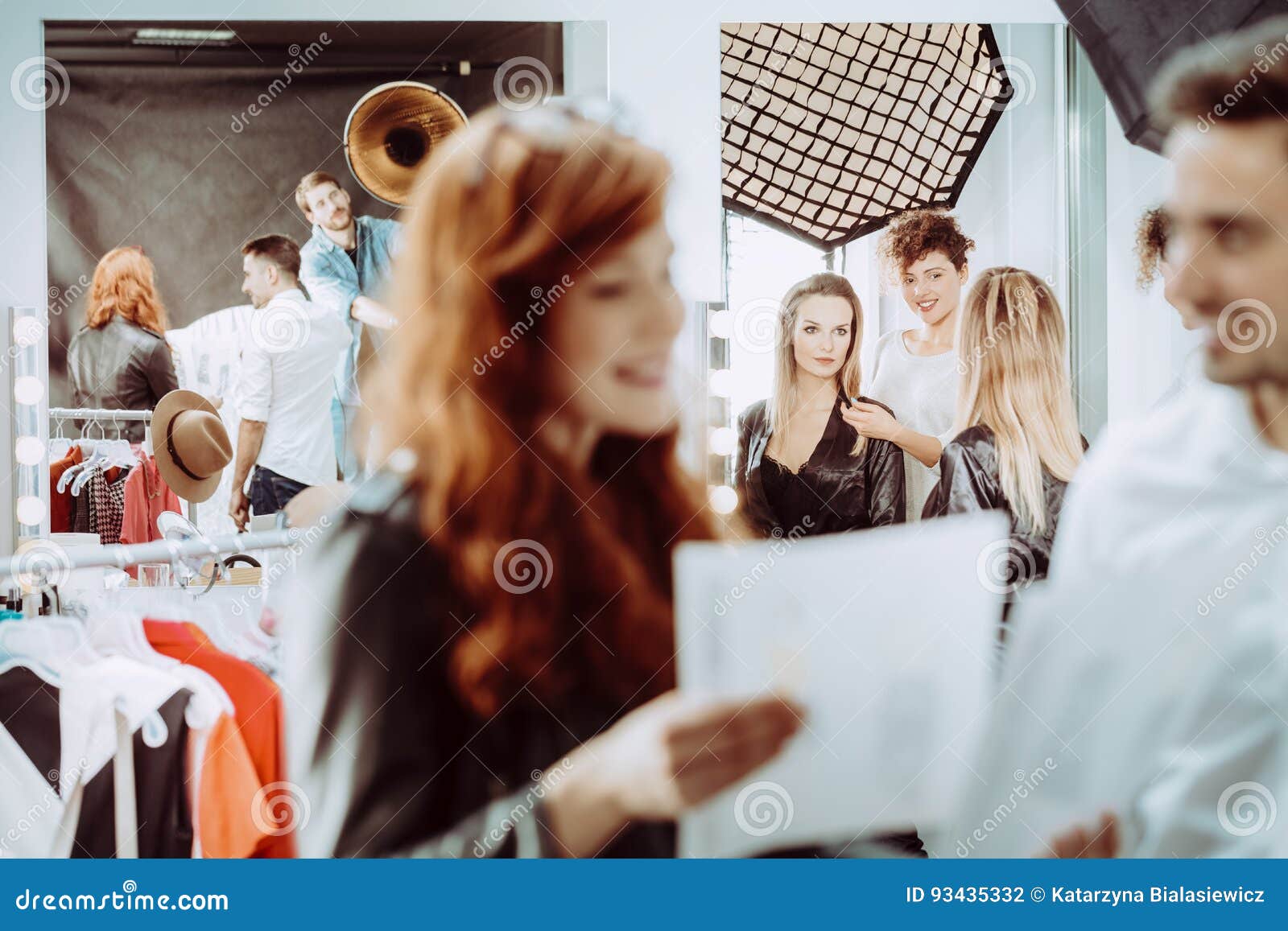 Estilistas De La Moda Con El Modelo Foto de archivo - Imagen de agente ...