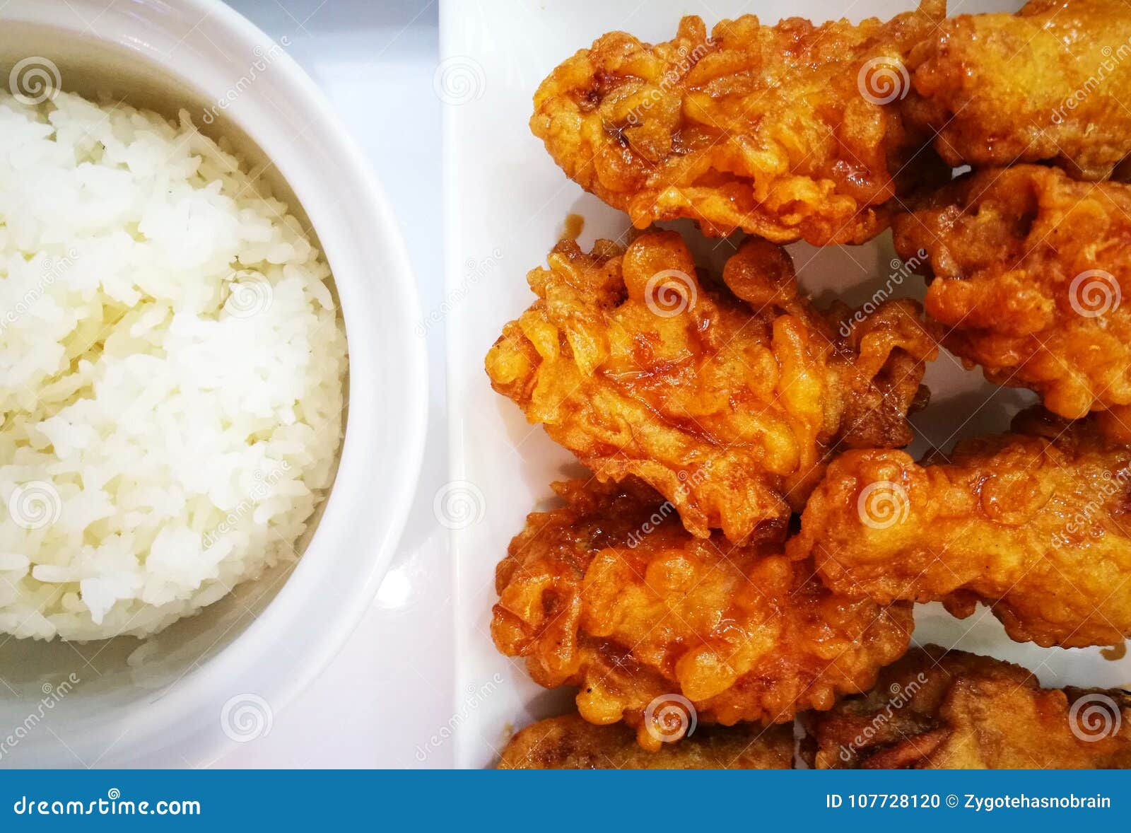 Estilo Coreano Fried Chicken Crispy with Rice Profundo Encendido Foto ...
