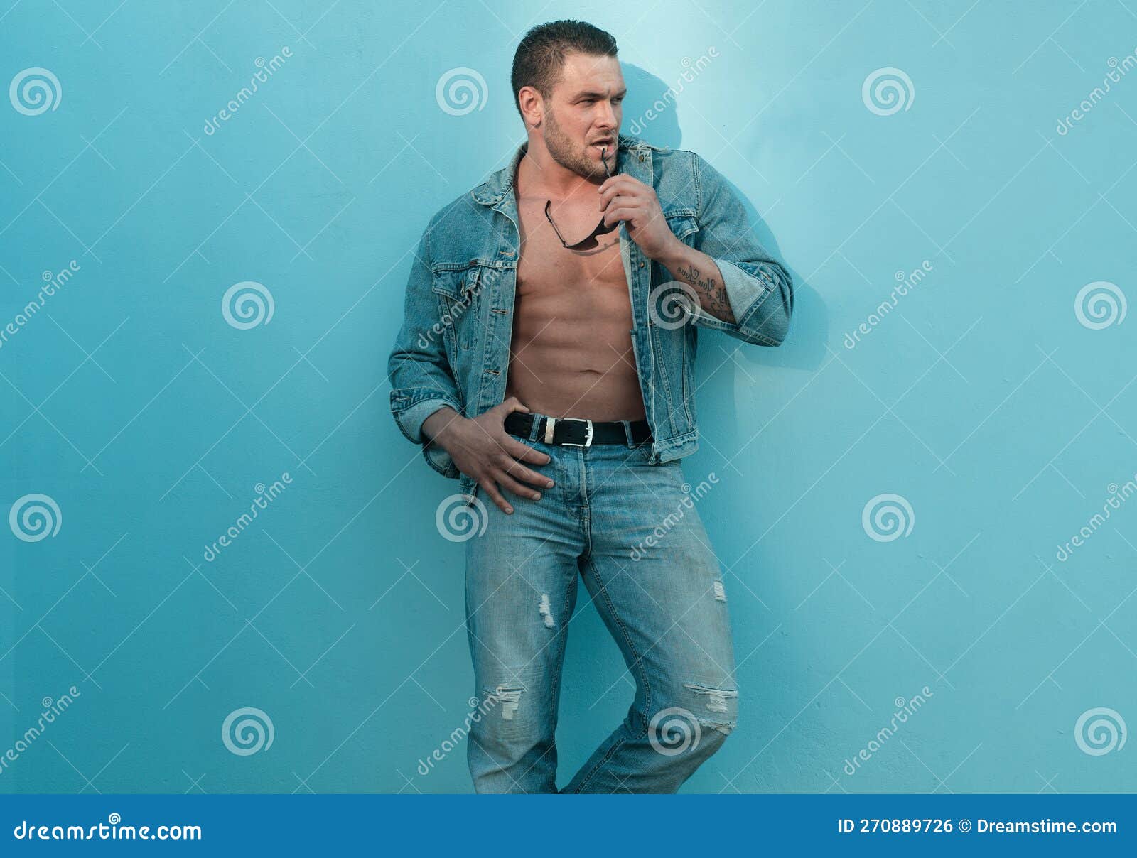 Estilo De Calle Jeanse Cuerpo Masculino Desnudo Chico Sexy Muscular Abs Desnuda Foto De