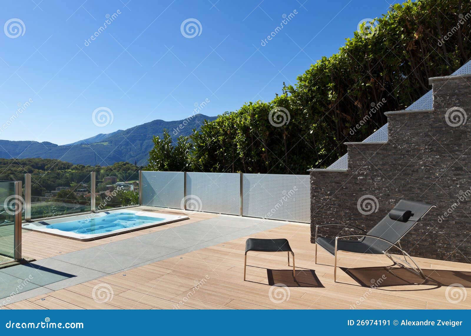 Estilo, Deckchair Y Jacuzzi Modernos Imagen de archivo - Imagen de ...