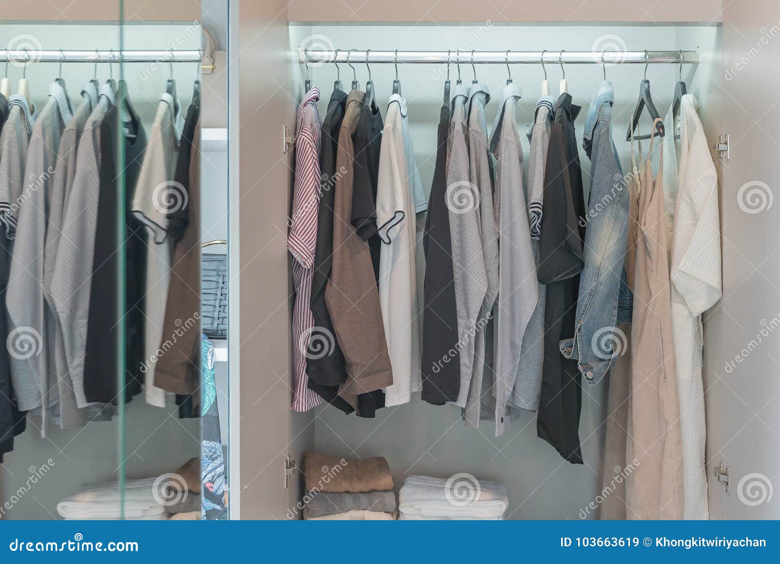 Estilo Moderno Del Guardarropa Con Ropa Imagen de archivo - Imagen de ...