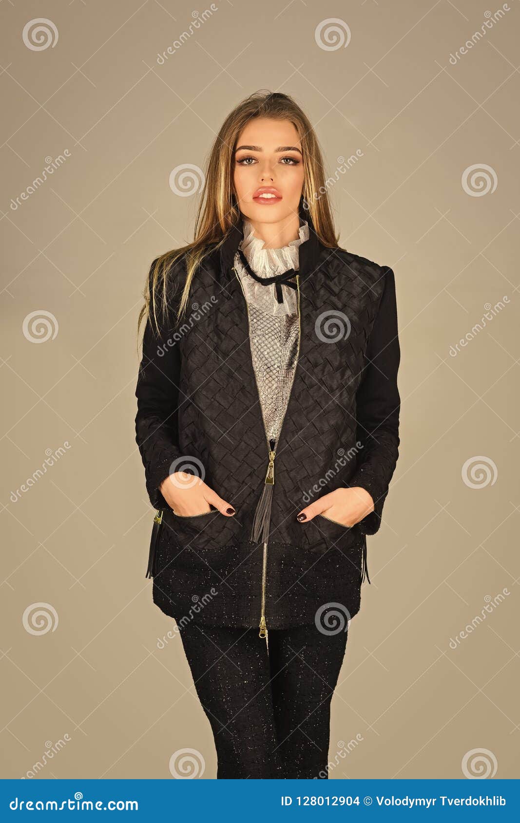 Estilo Retro De La Mujer En Ropa Negra, Foto de archivo - Imagen de ...