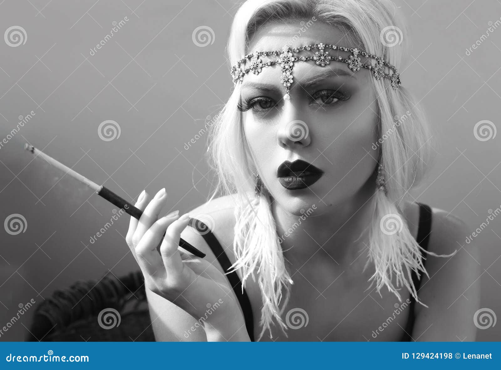 Estilo Retro Do Flapper Da Mulher Foto de Stock - Imagem de beleza ...