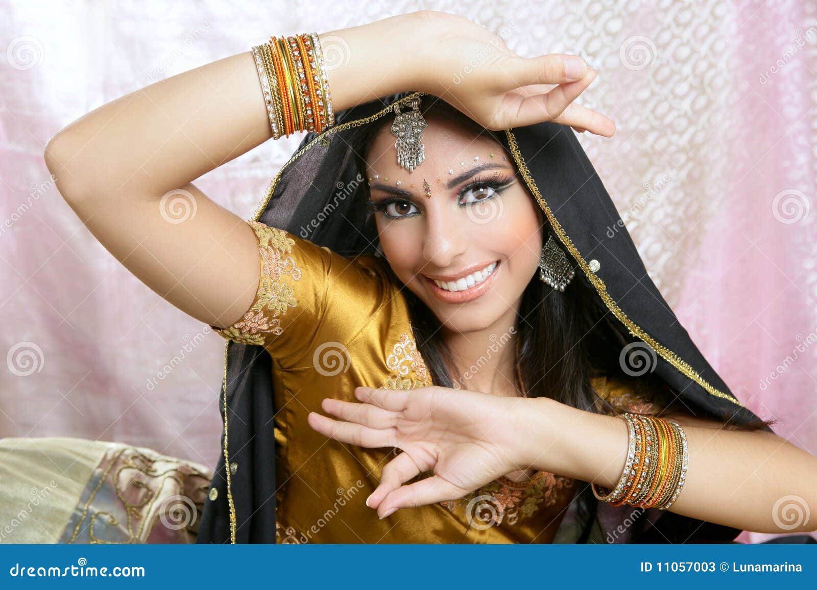 Estilo Tradicional Indio Hermoso De La Manera Imagen de archivo ...