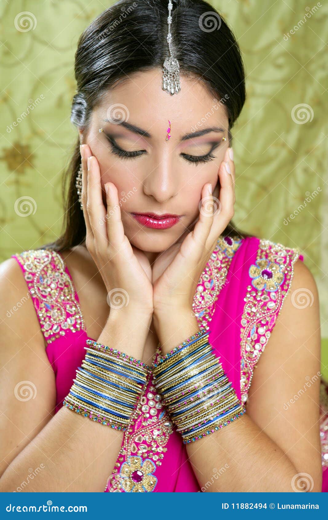 Estilo Tradicional Indio Hermoso De La Manera Foto de archivo - Imagen ...