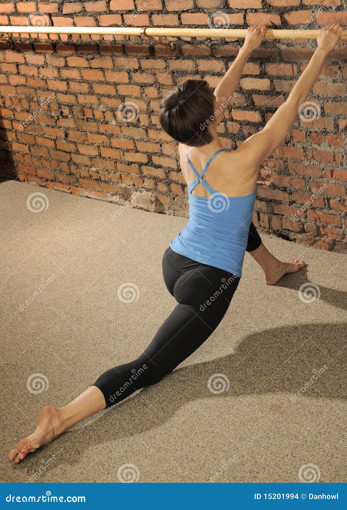 Estiramento De Pilates Na Barra Do Bailado Foto de Stock - Imagem de ...