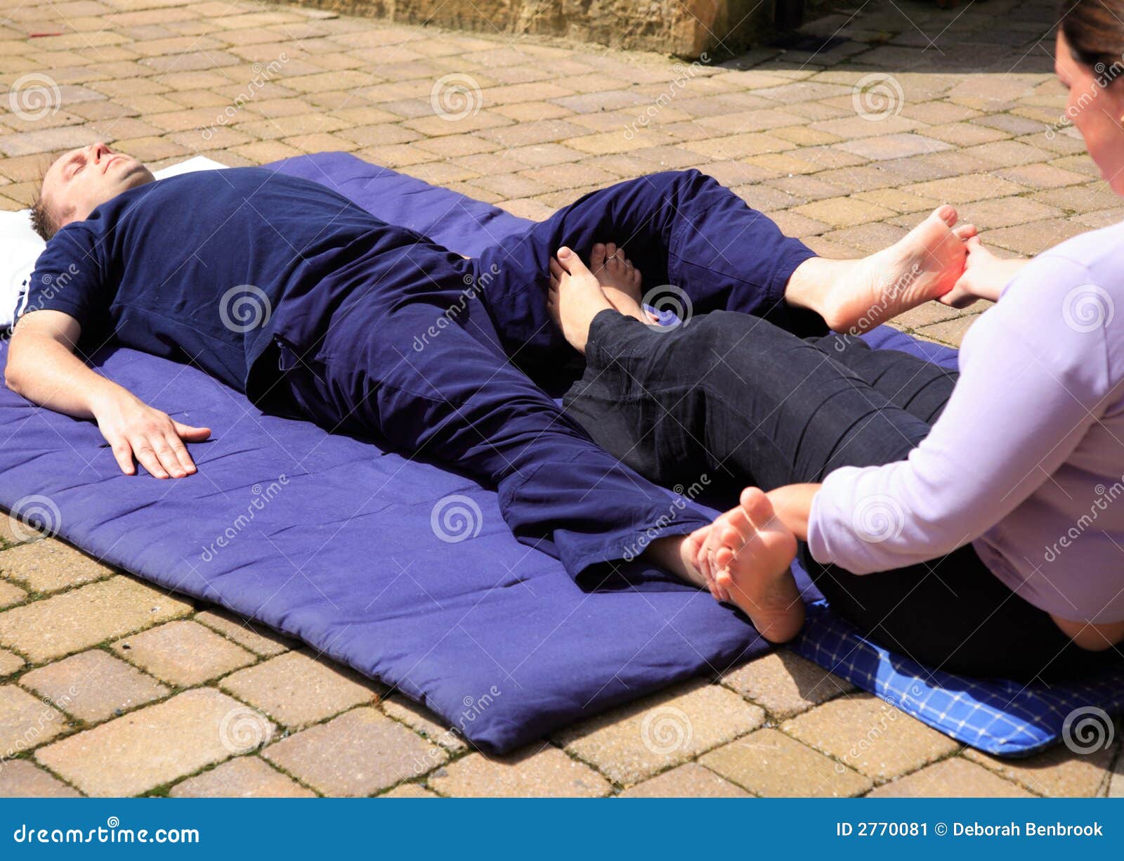 Estirar el muslo interno imagen de archivo. Imagen de muslo - 2770081