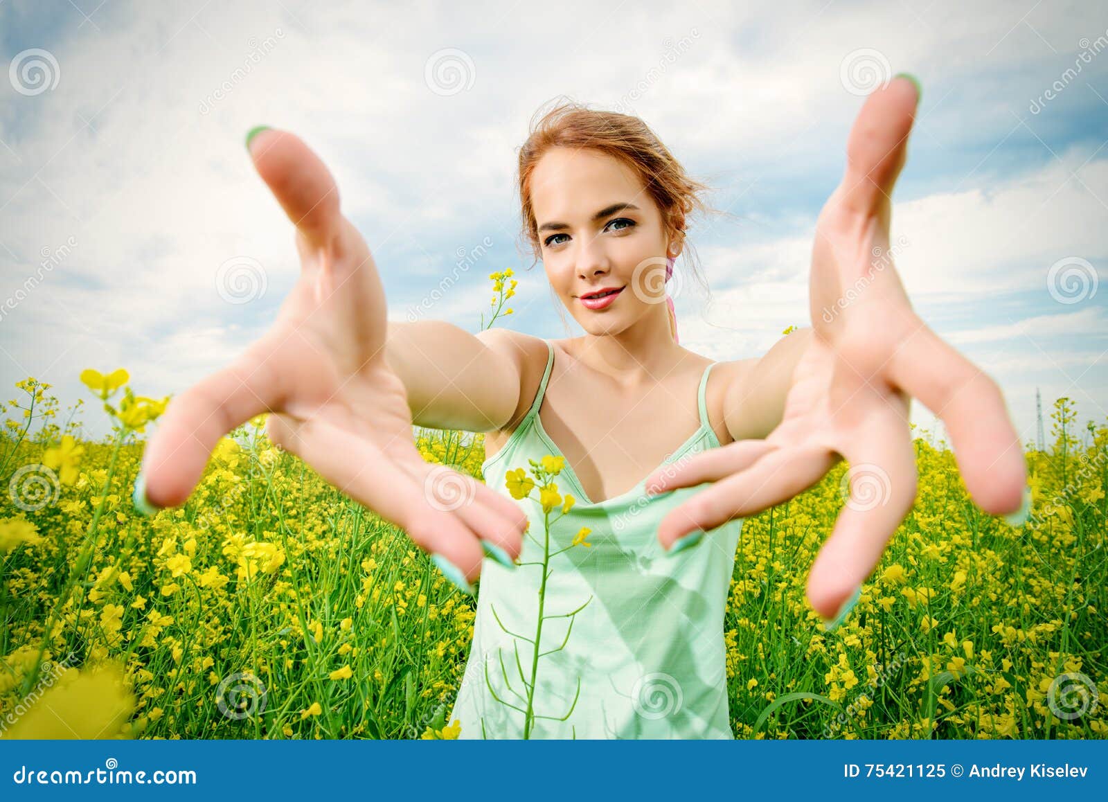 Estirar las manos imagen de archivo. Imagen de belleza - 75421125