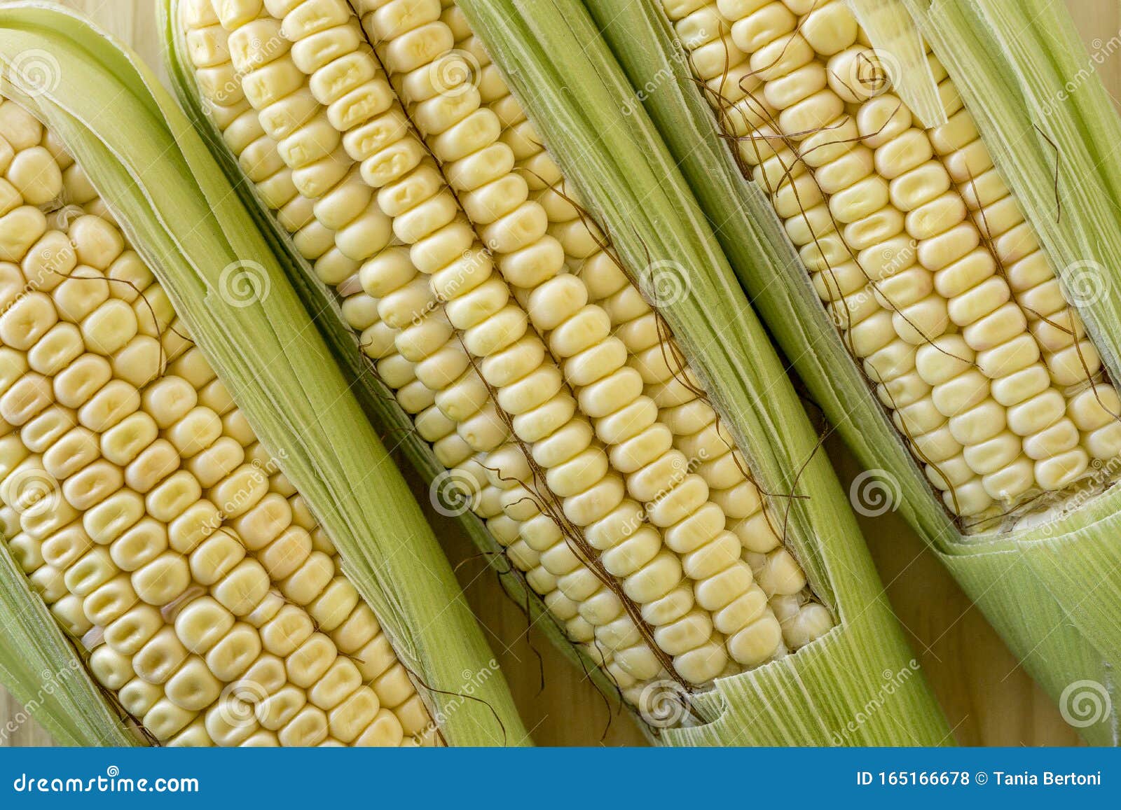 Estopa De Milho Cru Com Palha Sobre Madeira Foto de Stock - Imagem de ...