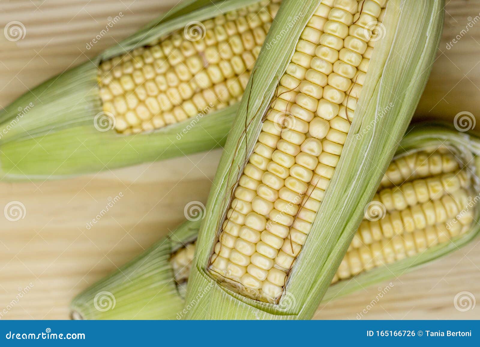 Estopa De Milho Cru Com Palha Sobre Madeira Foto de Stock - Imagem de ...