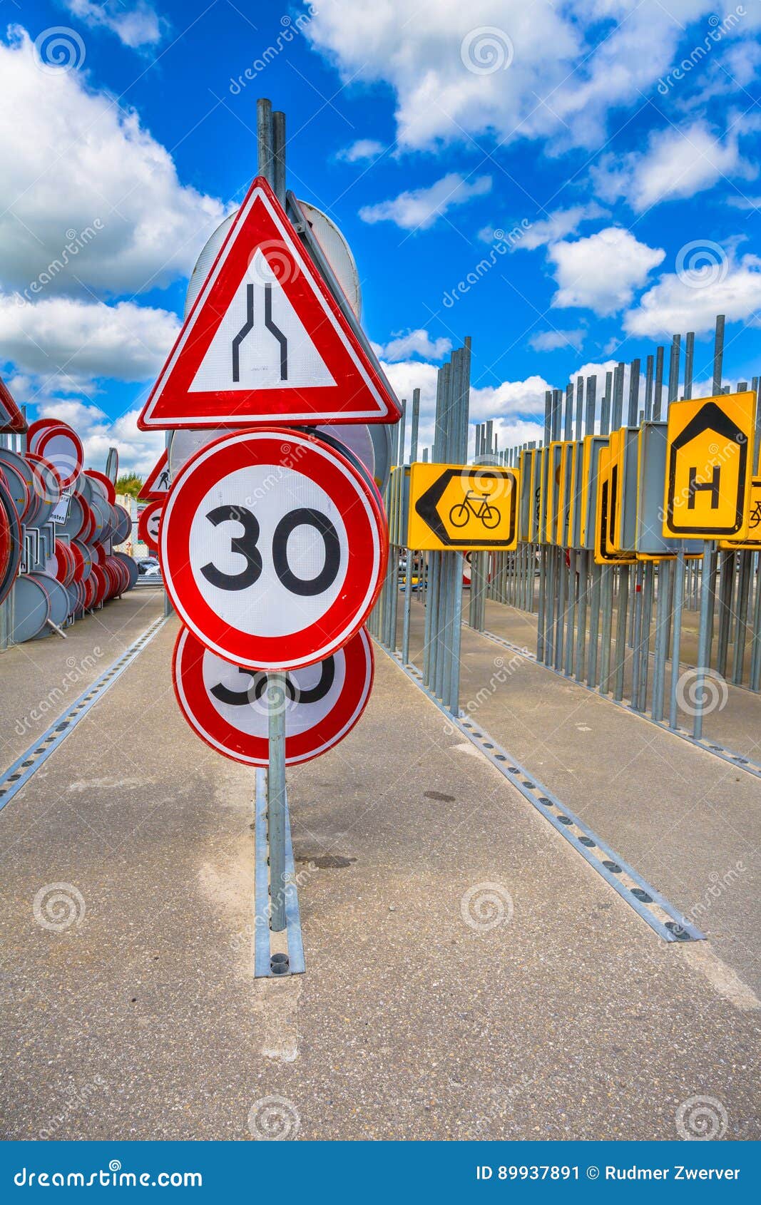 Estrada Do Gargalo Que Reduz O Sinal Imagem de Stock - Imagem de ...