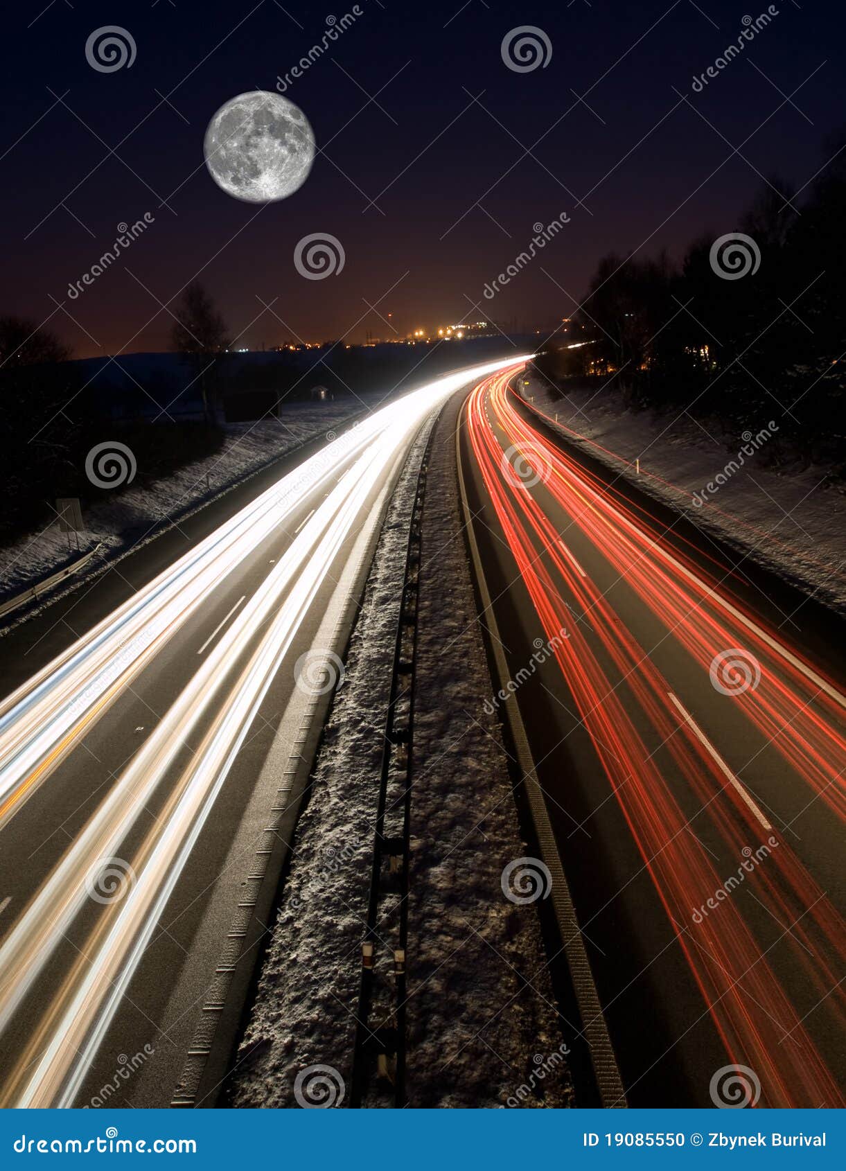 Estrada Na Noite Com Lua Cheia Foto de Stock - Imagem de fugas, cena ...