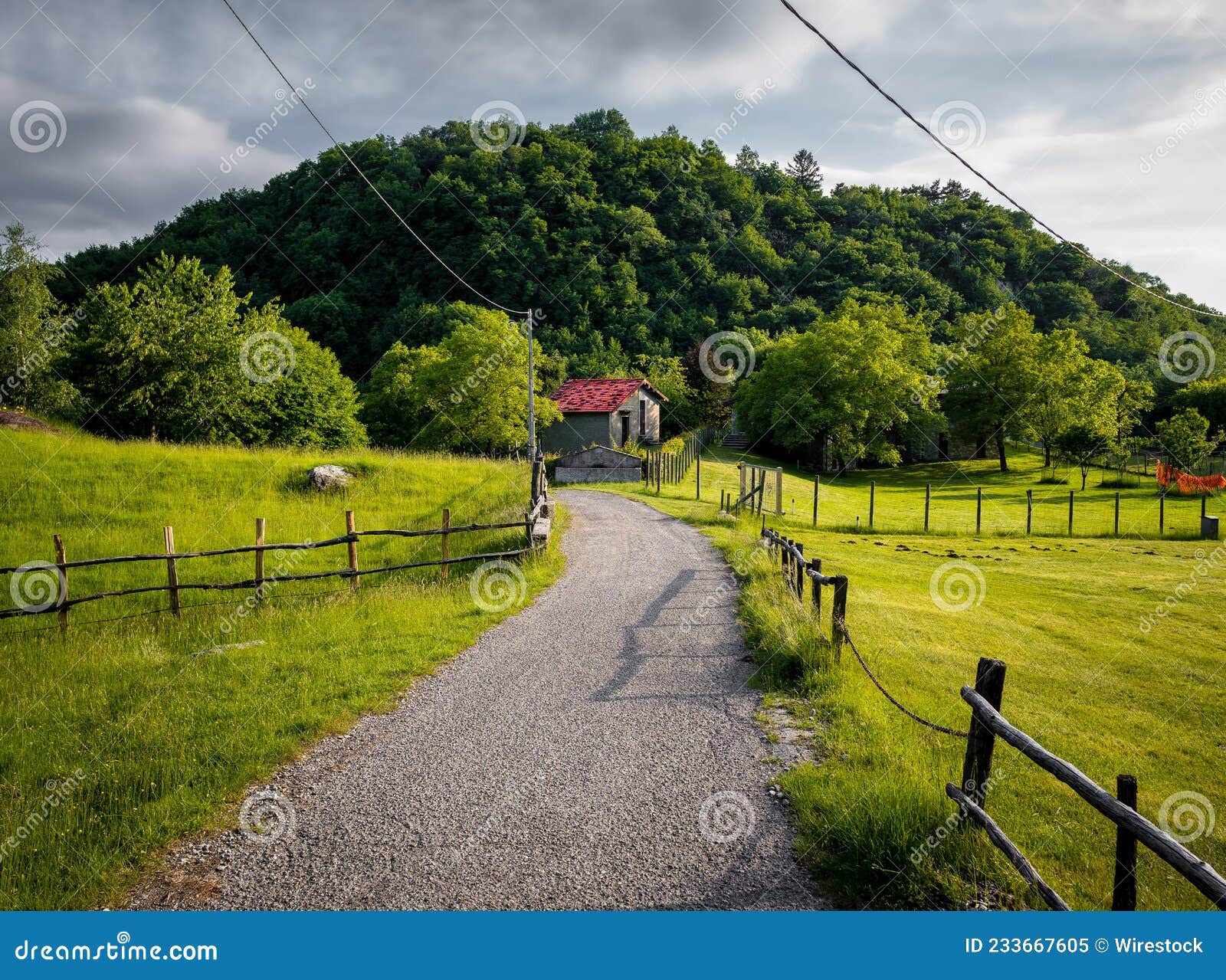 Estrada Que Conduz a Uma Casa No Campo Imagem de Stock - Imagem de ...