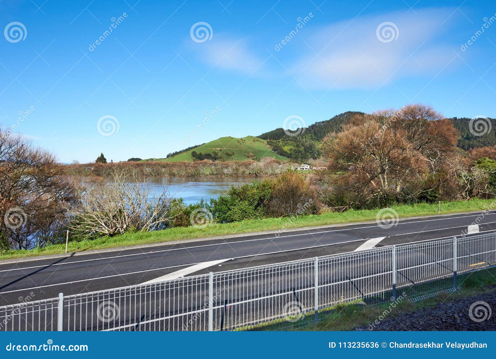 Estrada Que Corre Ao Lado Do Um Rio Foto de Stock - Imagem de nuvem ...