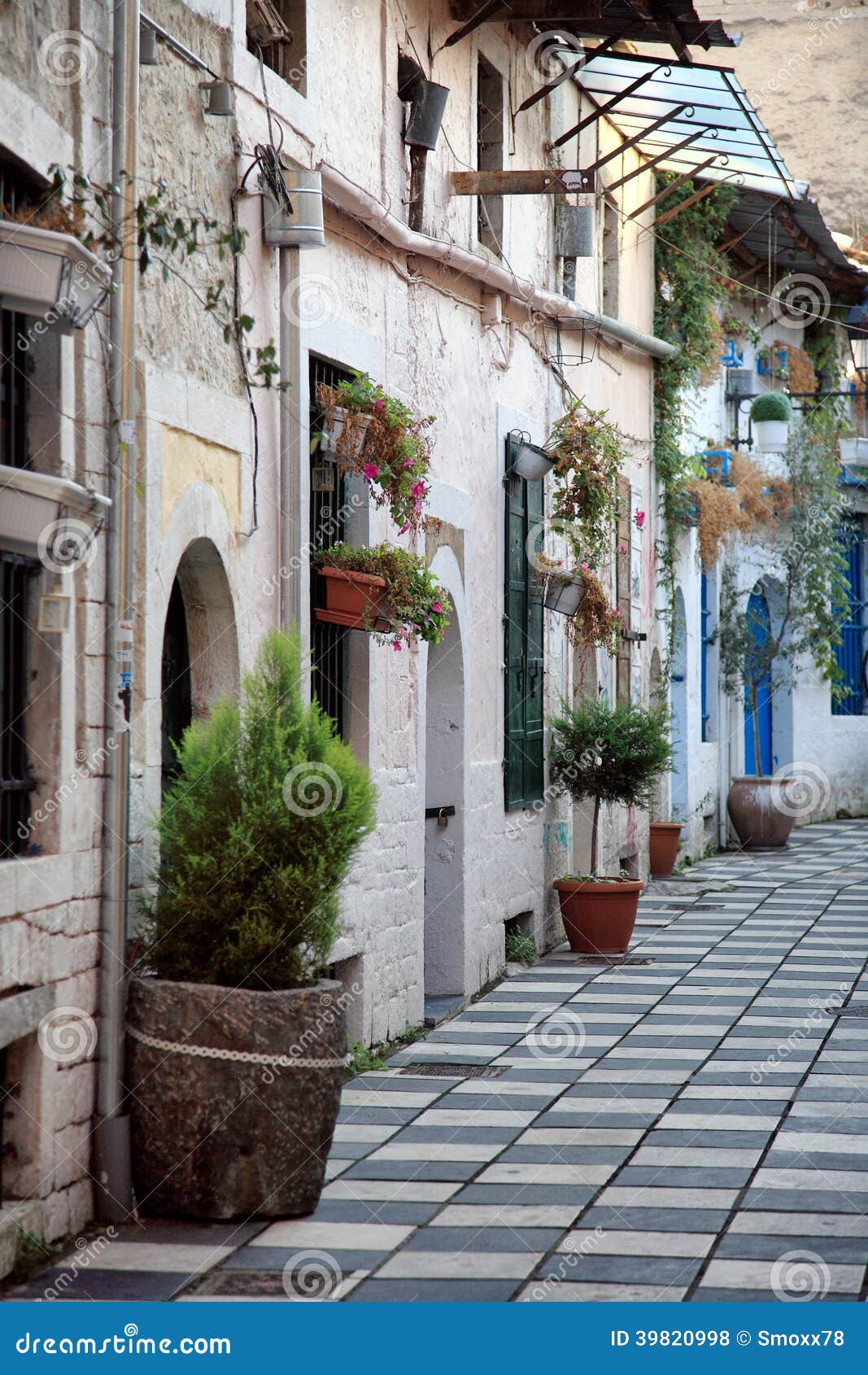Estrada Tradicional Com Casas Foto de Stock - Imagem de flores, cultura ...