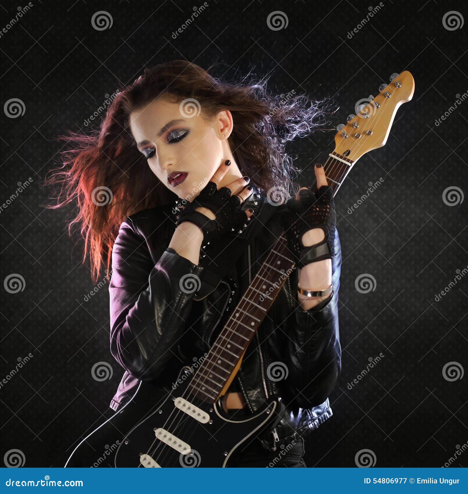 Estrella Del Rock Y Guitarra Imagen de archivo - Imagen de negro, pelo ...