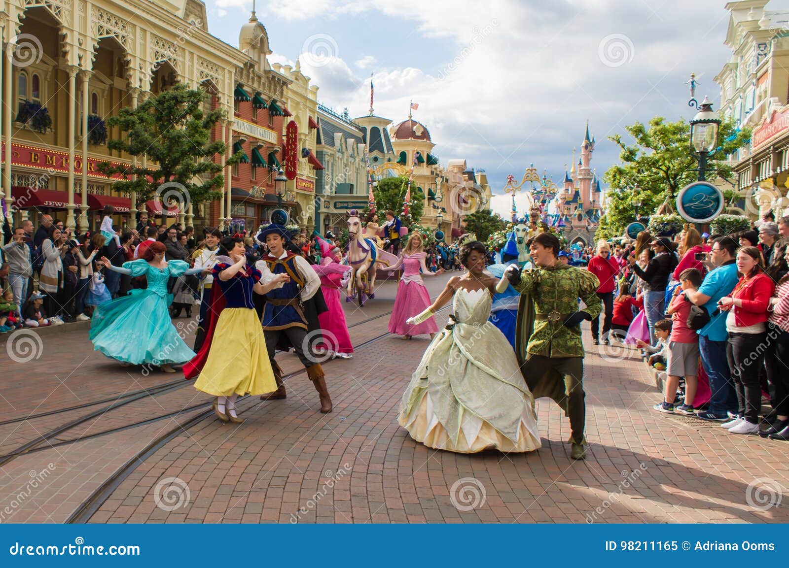 Estrellas De Disney En Desfile Imagen editorial - Imagen de pares ...