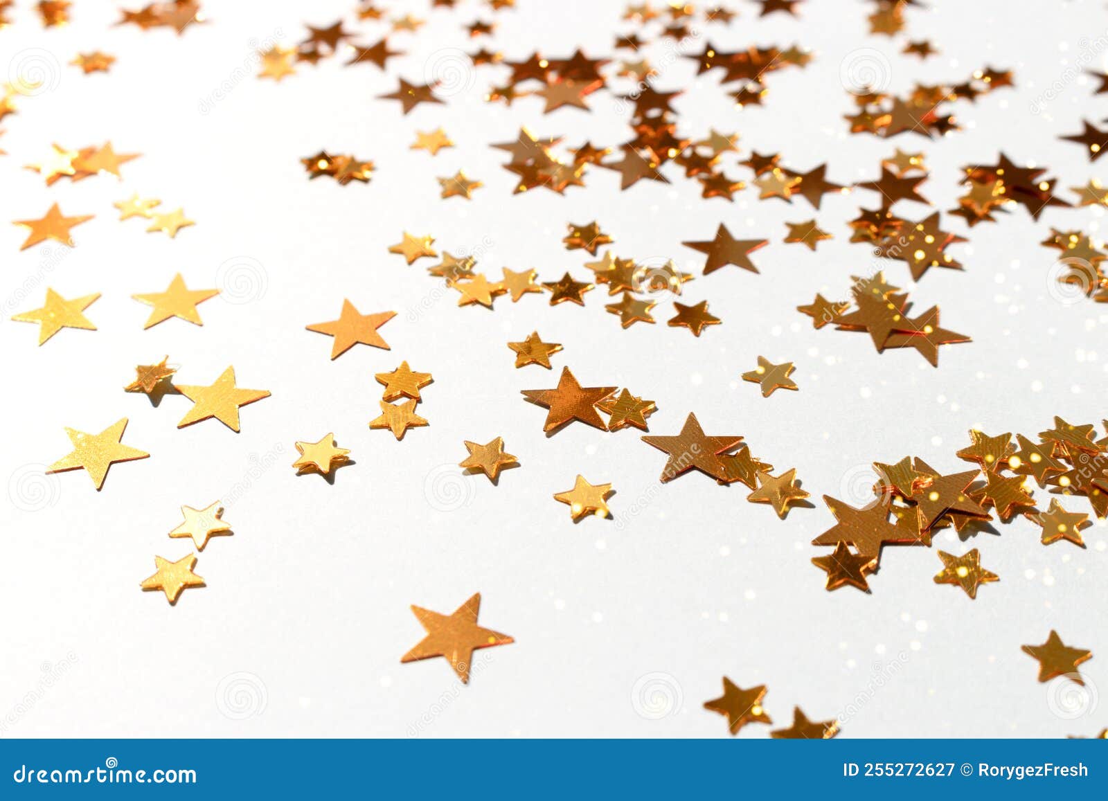 Estrellas Doradas Brillantes Confetti Esparcidas En Un Fondo Azul ... Estrellas Doradas Brillantes Confetti Esparcidas En Un Fondo Azul ...